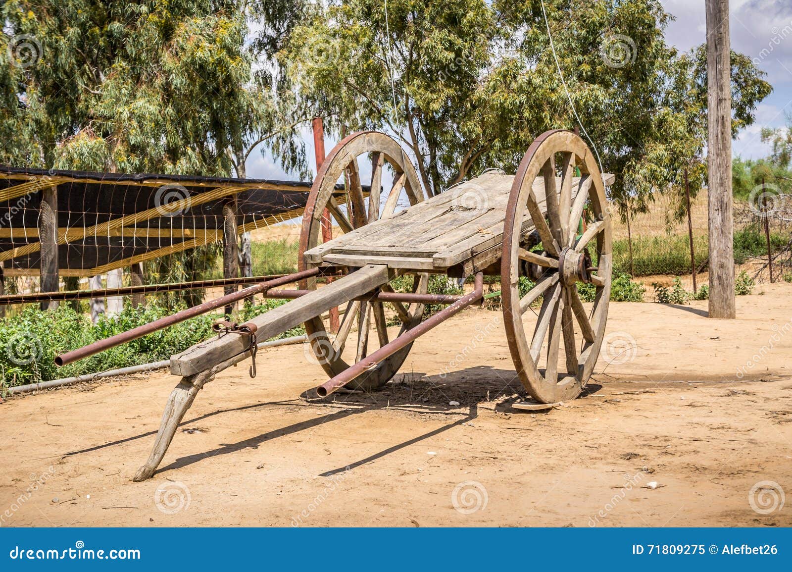 Carro De Dos Ruedas De Madera Viejo Imagen de archivo - Imagen de aldea ...