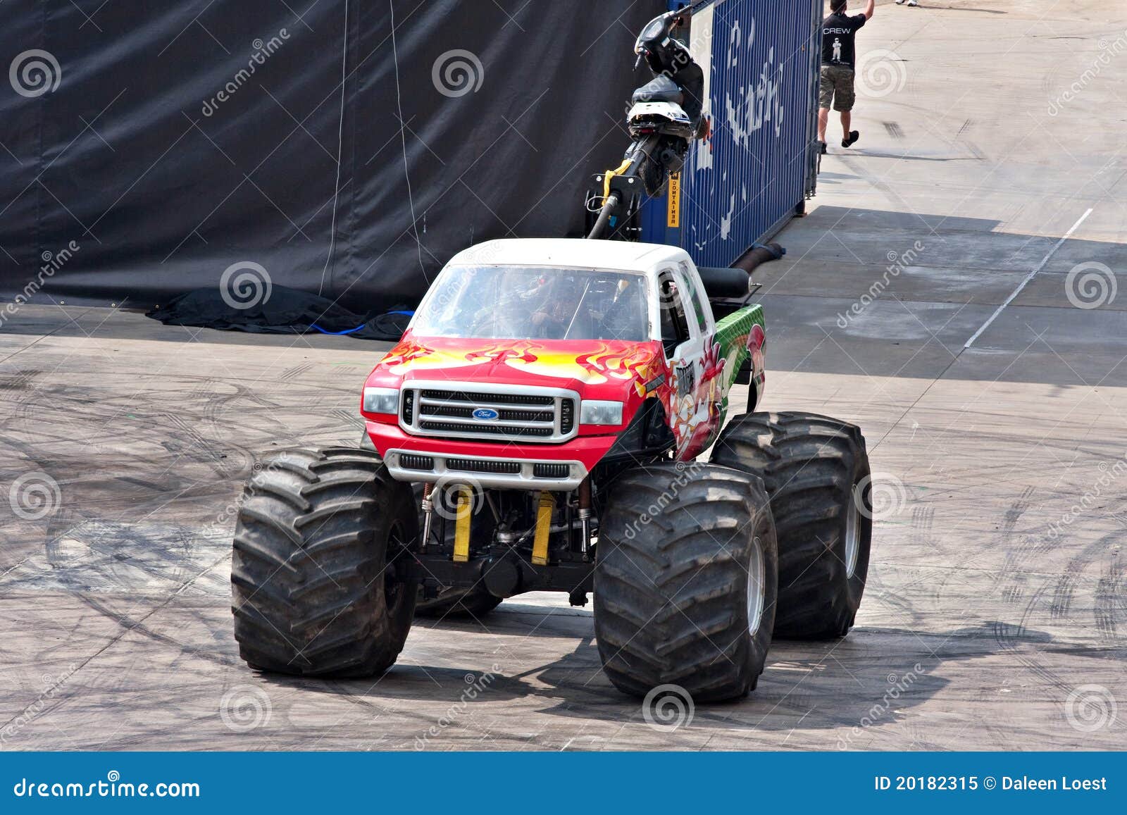 Carro de monstruo imagen editorial. Imagen de rojo, grande - 20182315