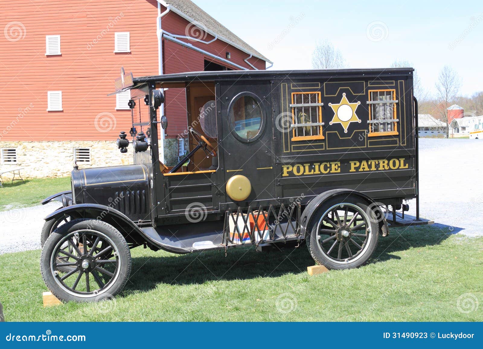 Carro de polícia antigo imagem de stock. Imagem de crime - 31490923