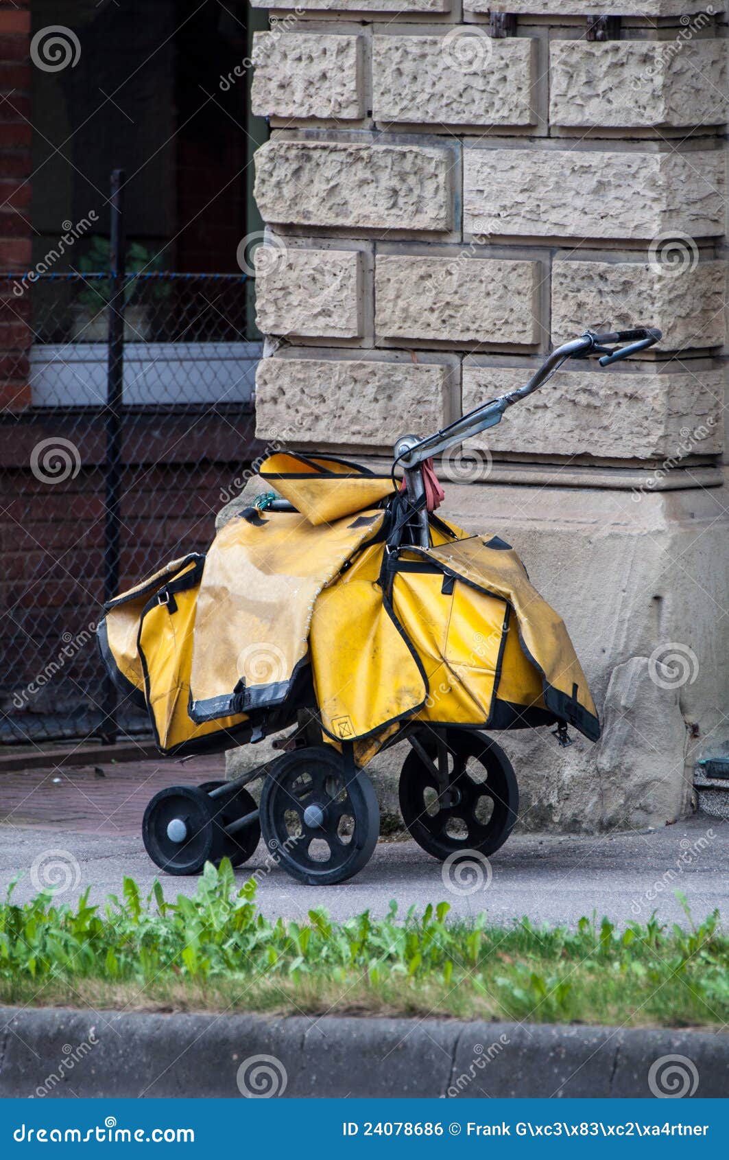 Carro del cartero foto de archivo. Imagen de humano, servicio - 24078686