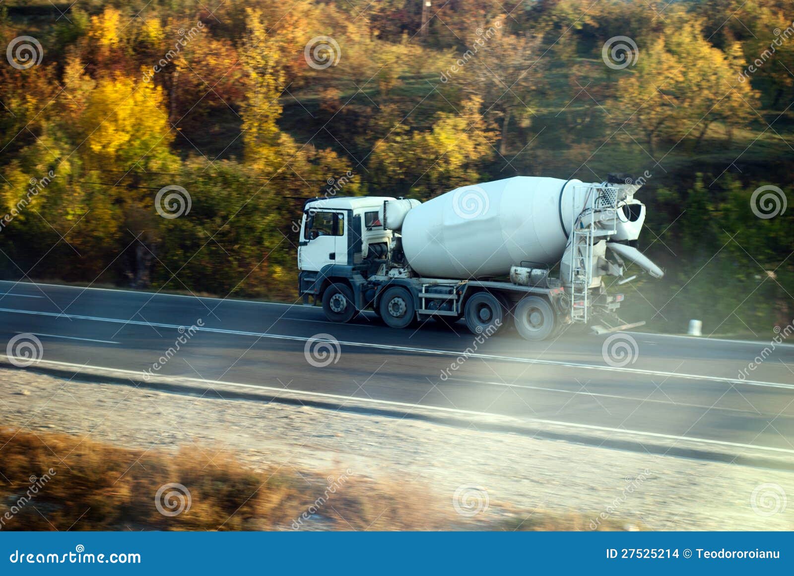 Carro Del Cemento En La Manera Foto de archivo - Imagen de listo ...