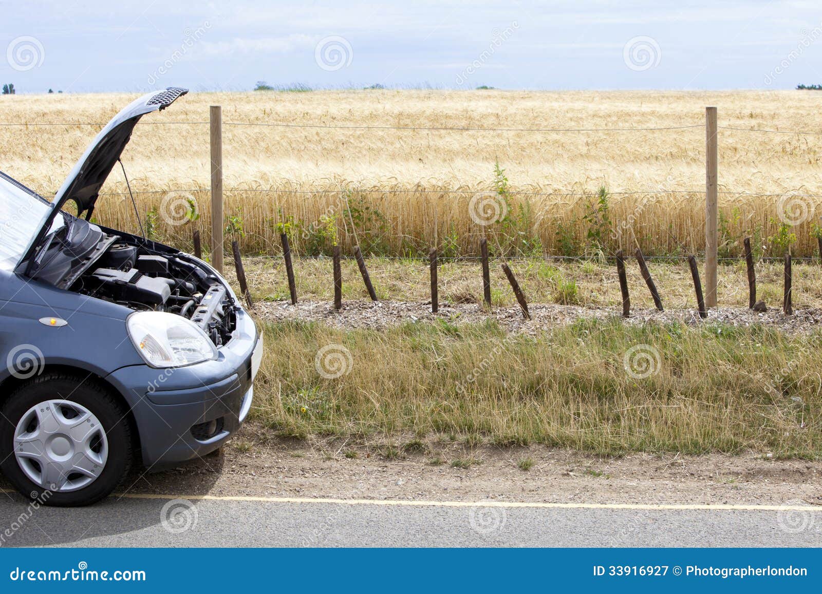 Carro dividido no campo imagem de stock. Imagem de estacionado - 33916927