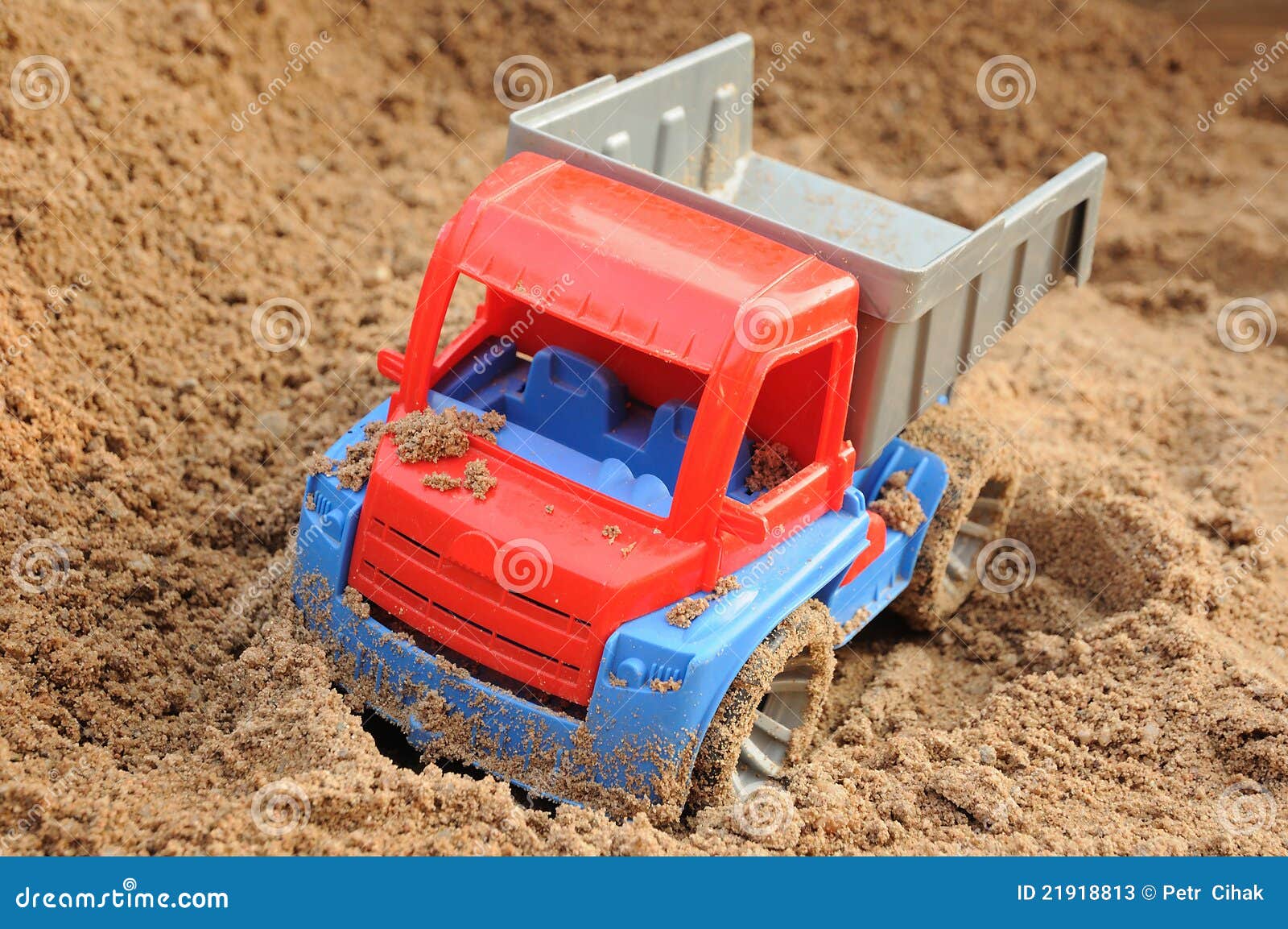 Carro en la arena imagen de archivo. Imagen de juguete - 21918813