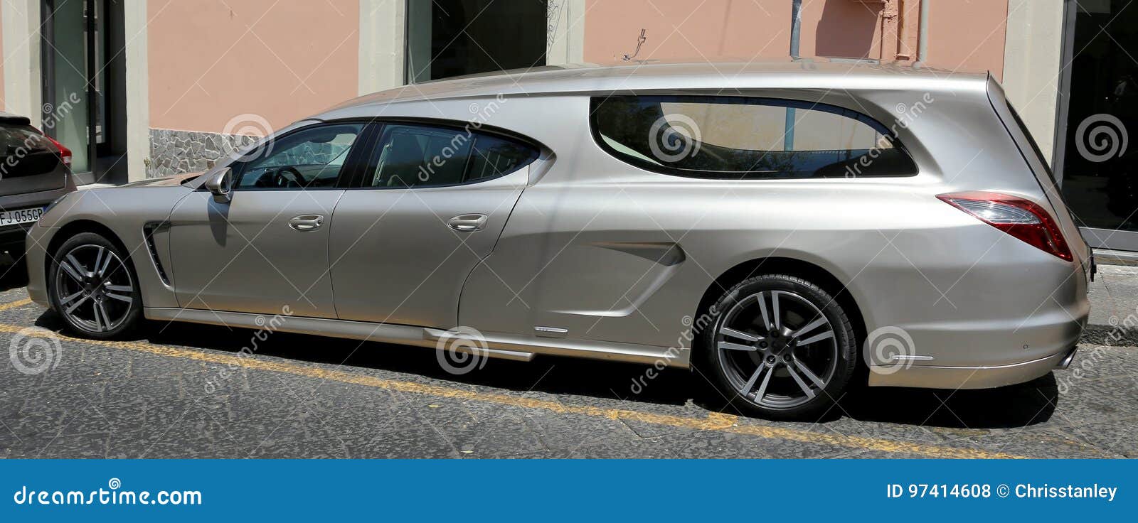 Carro fúnebre de Porsche foto de stock editorial. Imagem de entomb ...