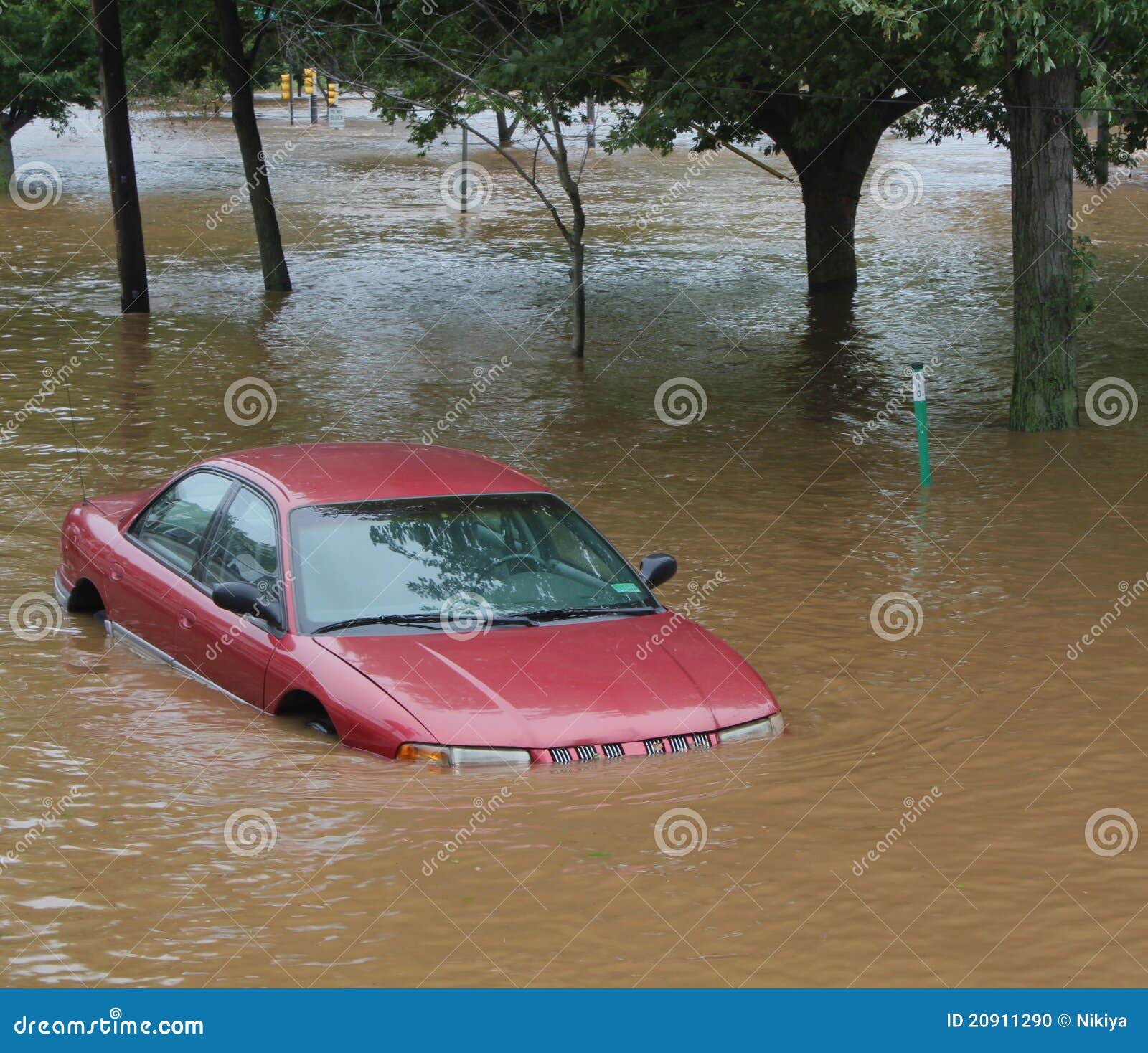 Carro inundado foto de stock. Imagem de profundamente - 20911290