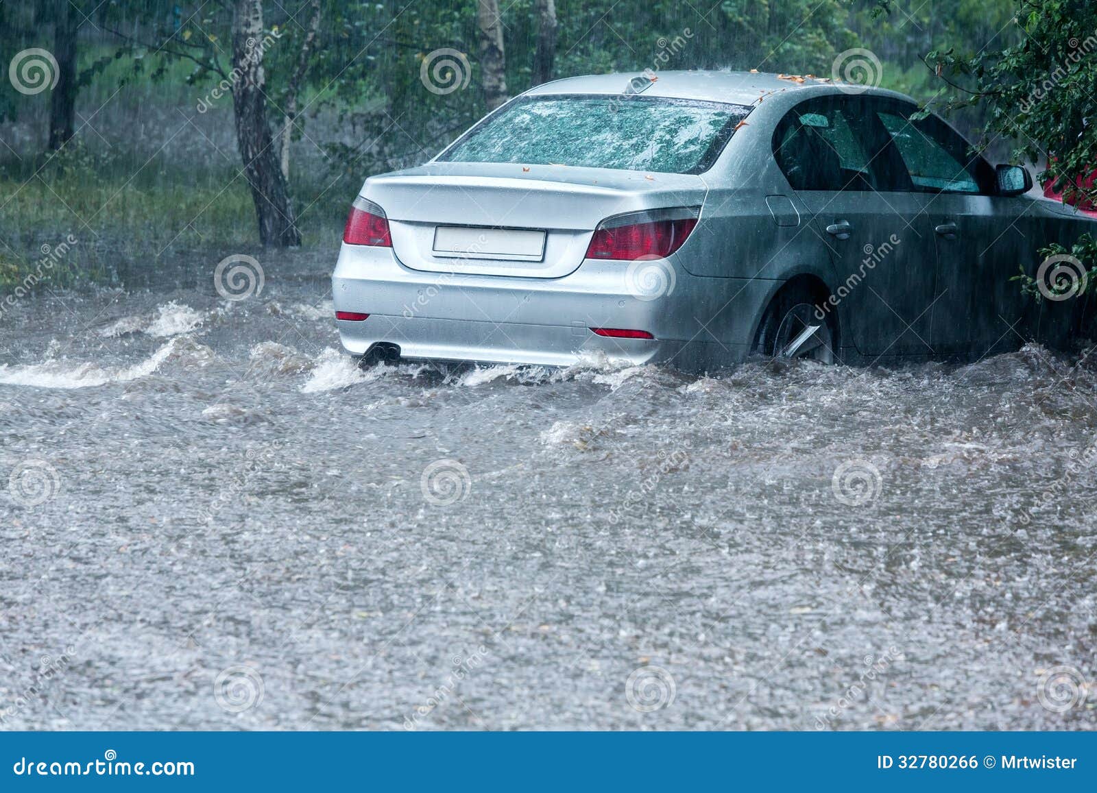 Carro inundado foto de stock. Imagem de chuva, ninguém - 32780266