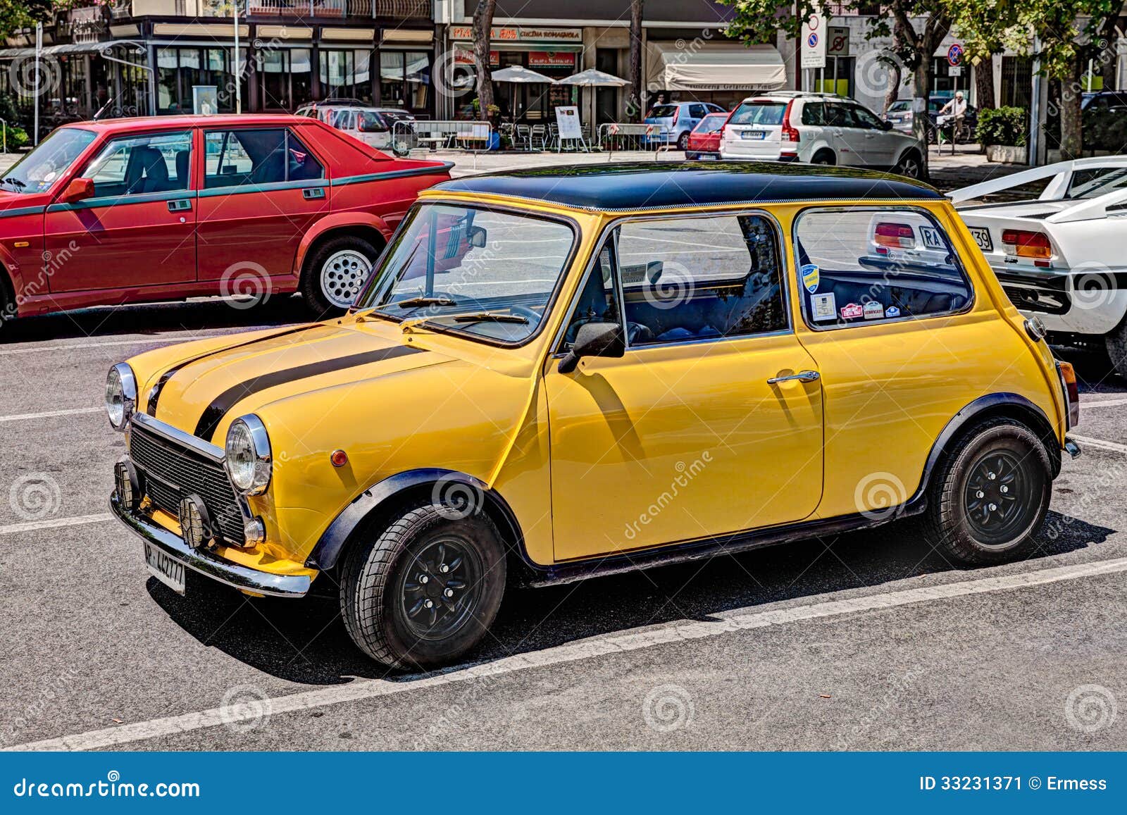 Carro Mini Cooper 1300 Do Vintage Foto Editorial - Imagem de colheita ...