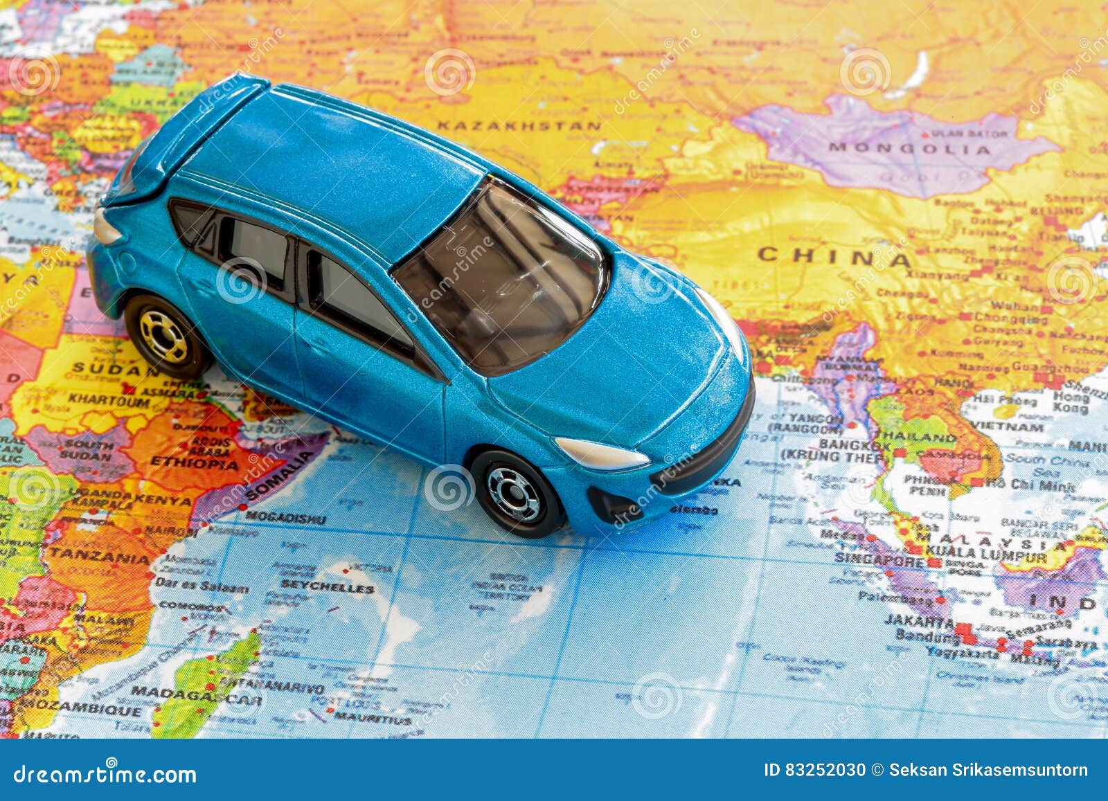 Carro no mapa do mundo foto de stock. Imagem de global - 83252030