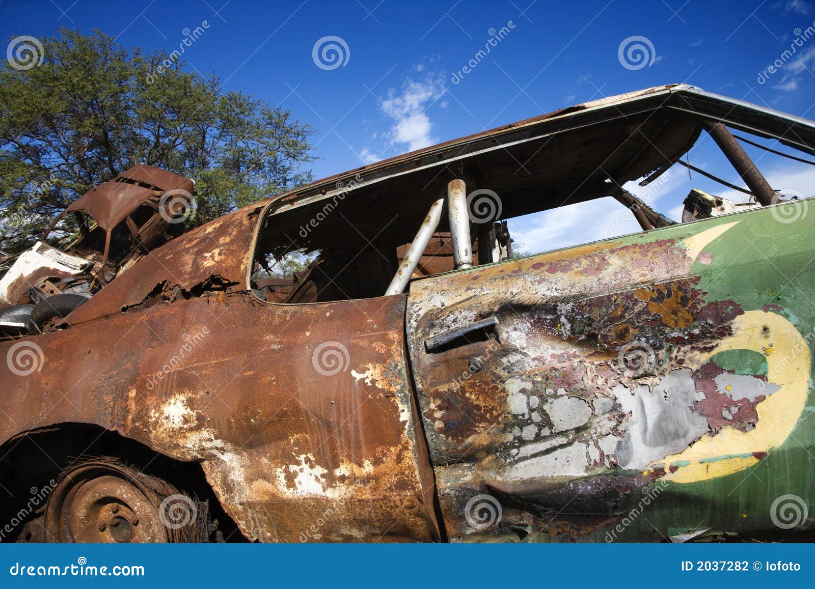 Carro oxidado velho. foto de stock. Imagem de abandonado - 2037282
