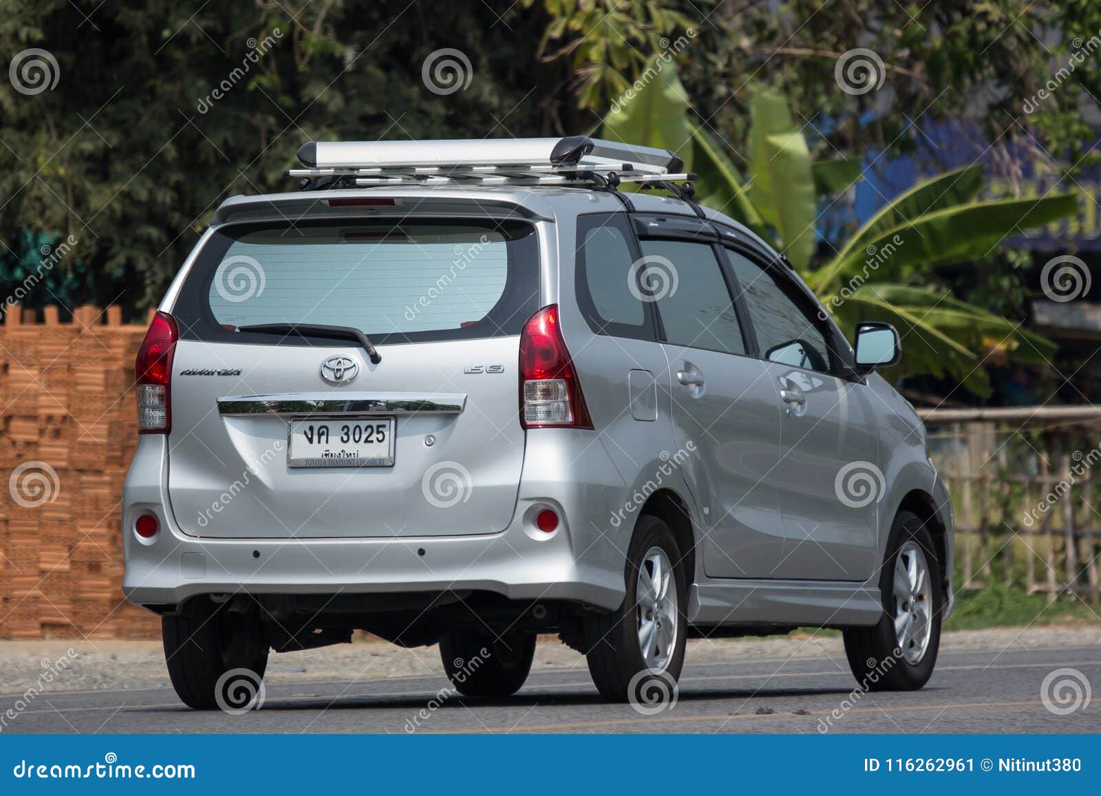 Carro Privado De Toyota Avanza Foto Editorial - Imagem de viajar ...