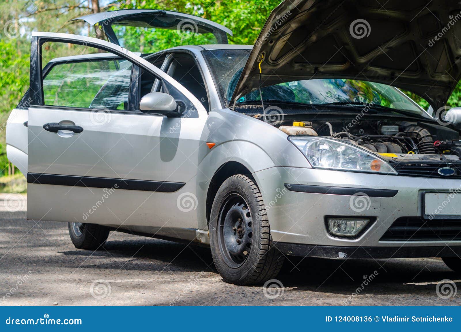 Carro Quebrado Na Borda Da Estrada Foto de Stock - Imagem de acidente ...