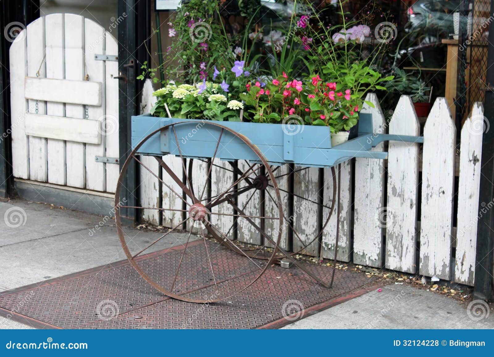 Carro rústico de la flor foto de archivo. Imagen de calle - 32124228