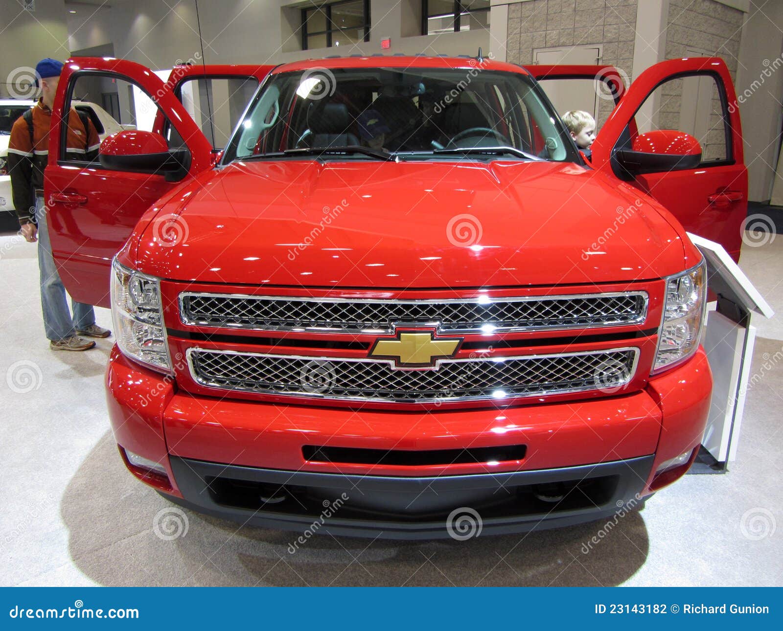 Carro rojo de Silverado fotografía editorial. Imagen de motores - 23143182