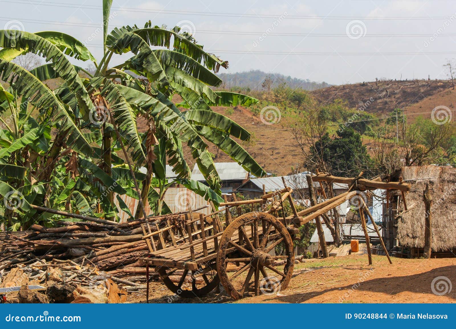 Carro rural en el pueblo foto de archivo. Imagen de retro - 90248844