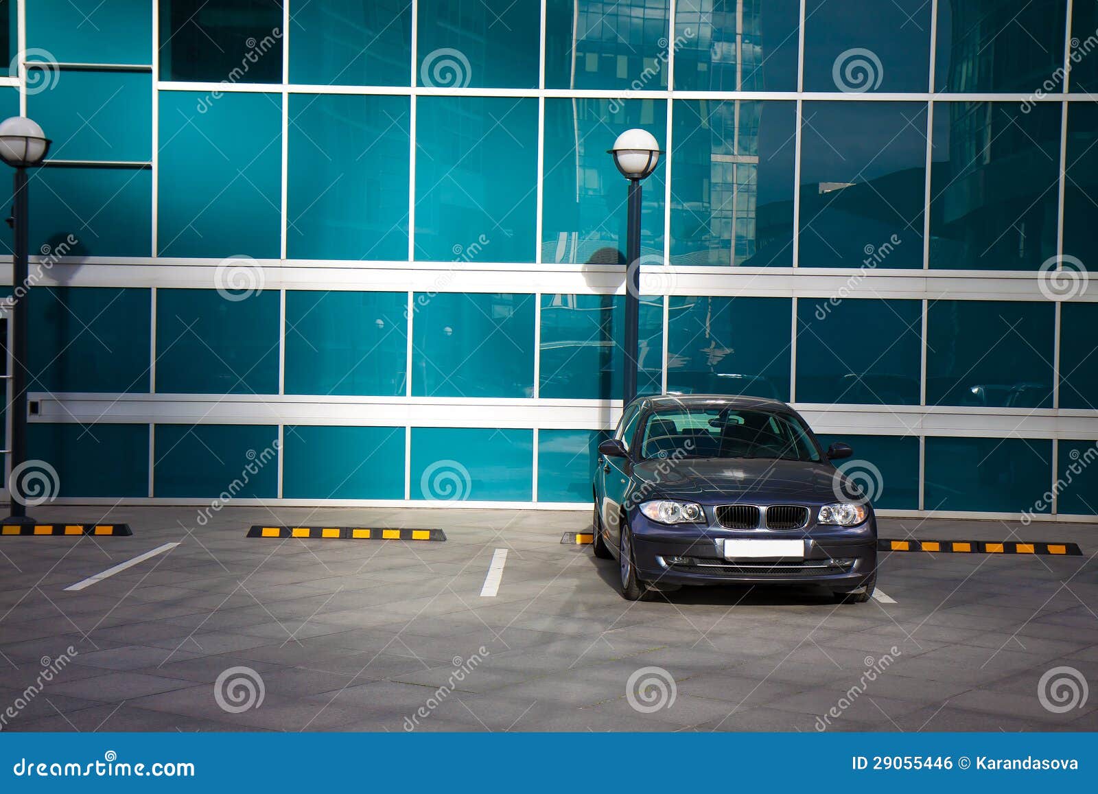 Carro sobre a construção foto de stock. Imagem de velocidade - 29055446