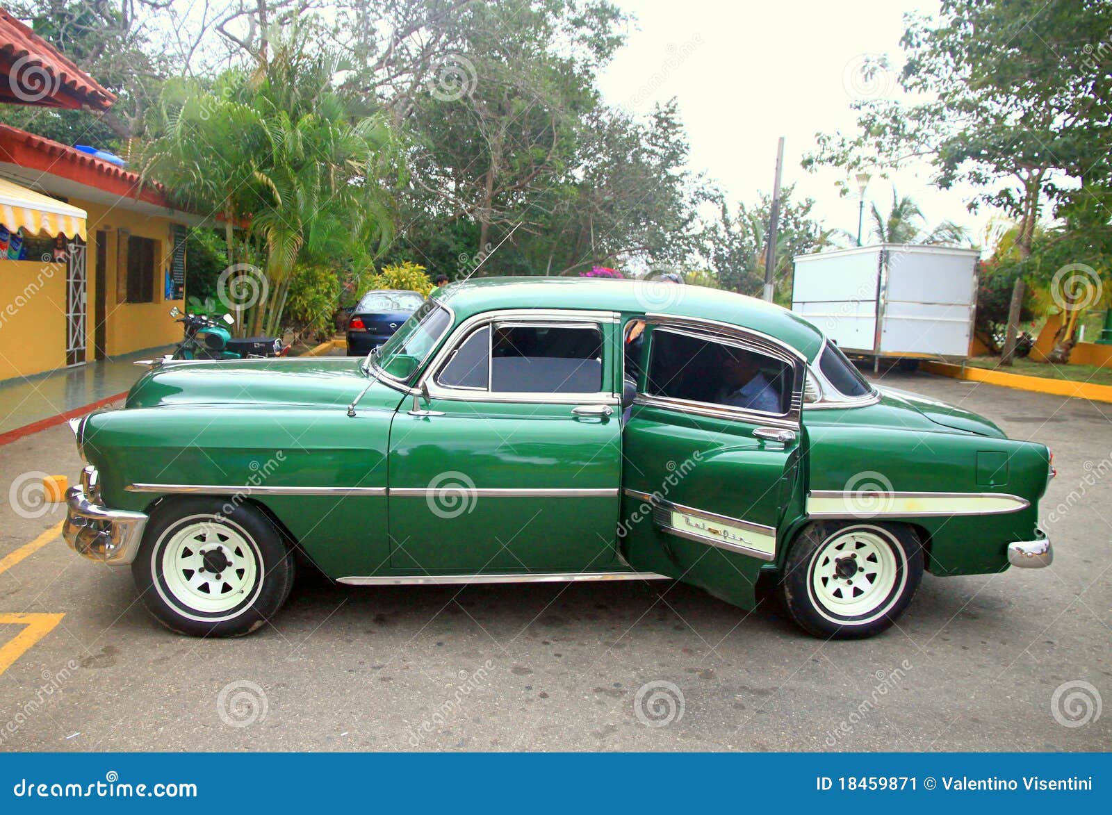 Carro velho foto editorial. Imagem de motor, nave, amarelo - 18459871