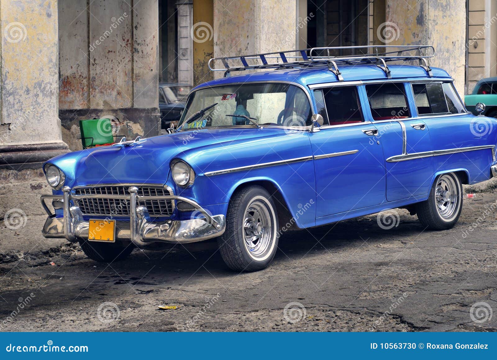 Carro Velho Na Rua De Havana Foto de Stock - Imagem de moagem, cuba ...