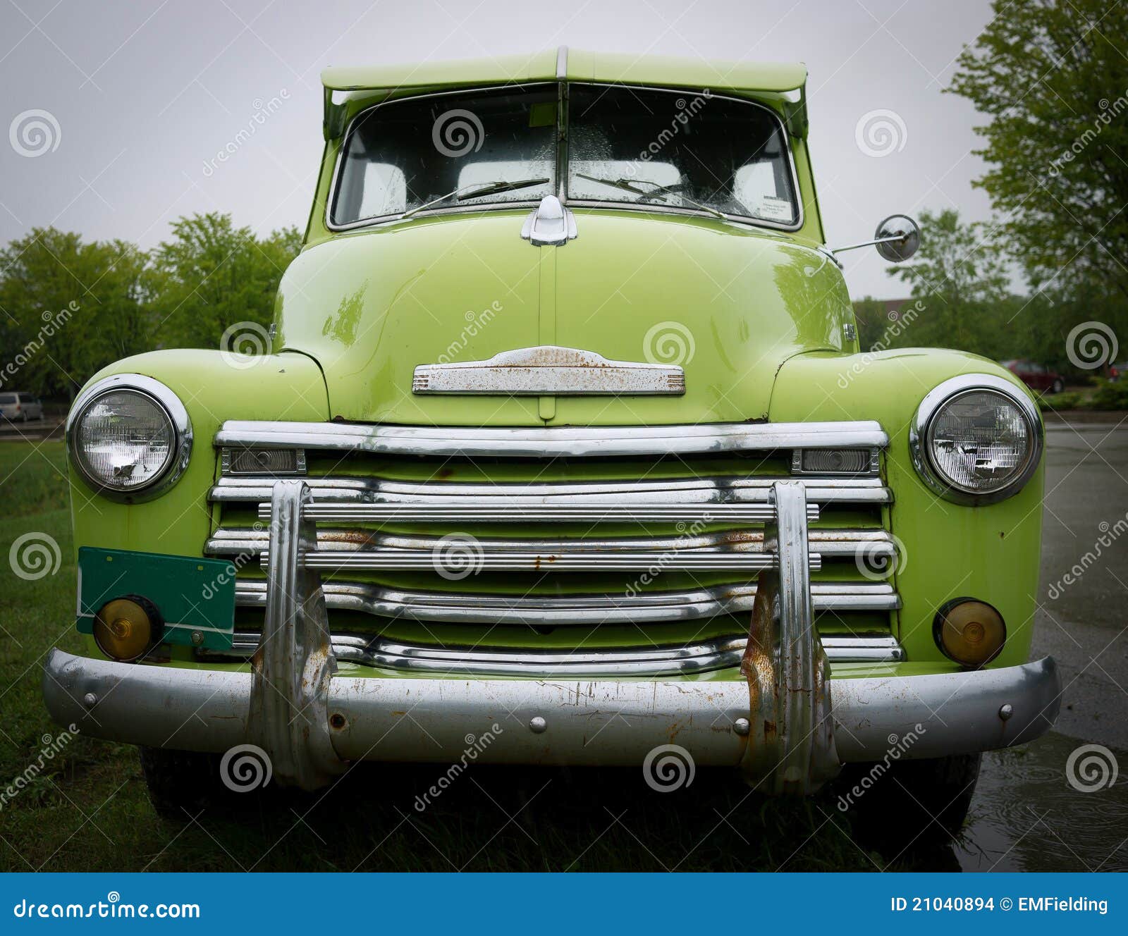 Carro verde viejo foto de archivo. Imagen de cromo, coche - 21040894
