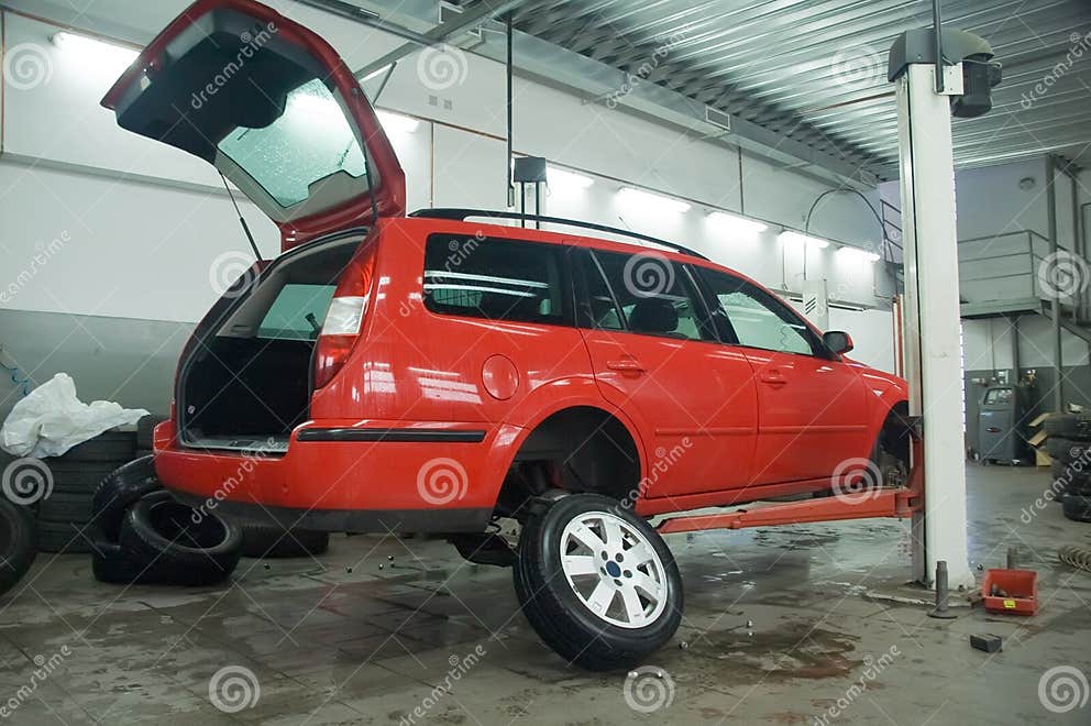 Carro vermelho no raiser foto de stock. Imagem de sazonal - 4962182