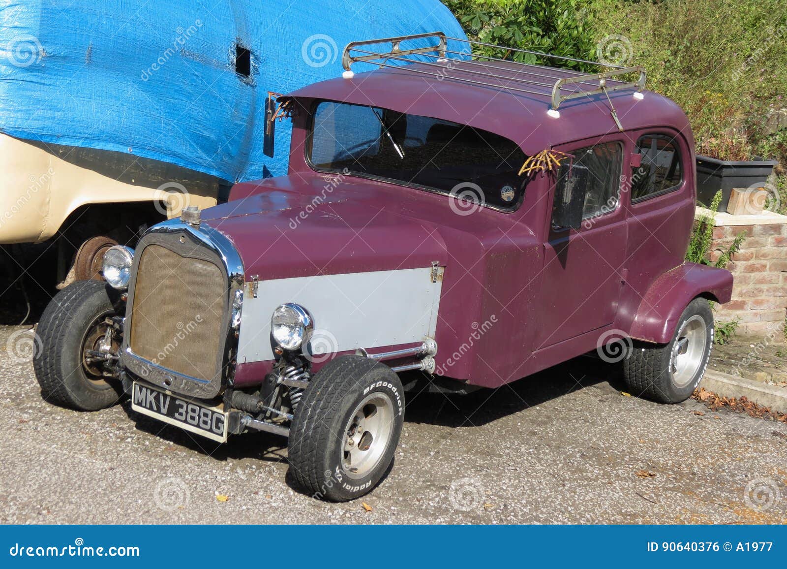 Carro violeta do vintage foto editorial. Imagem de carro - 90640376