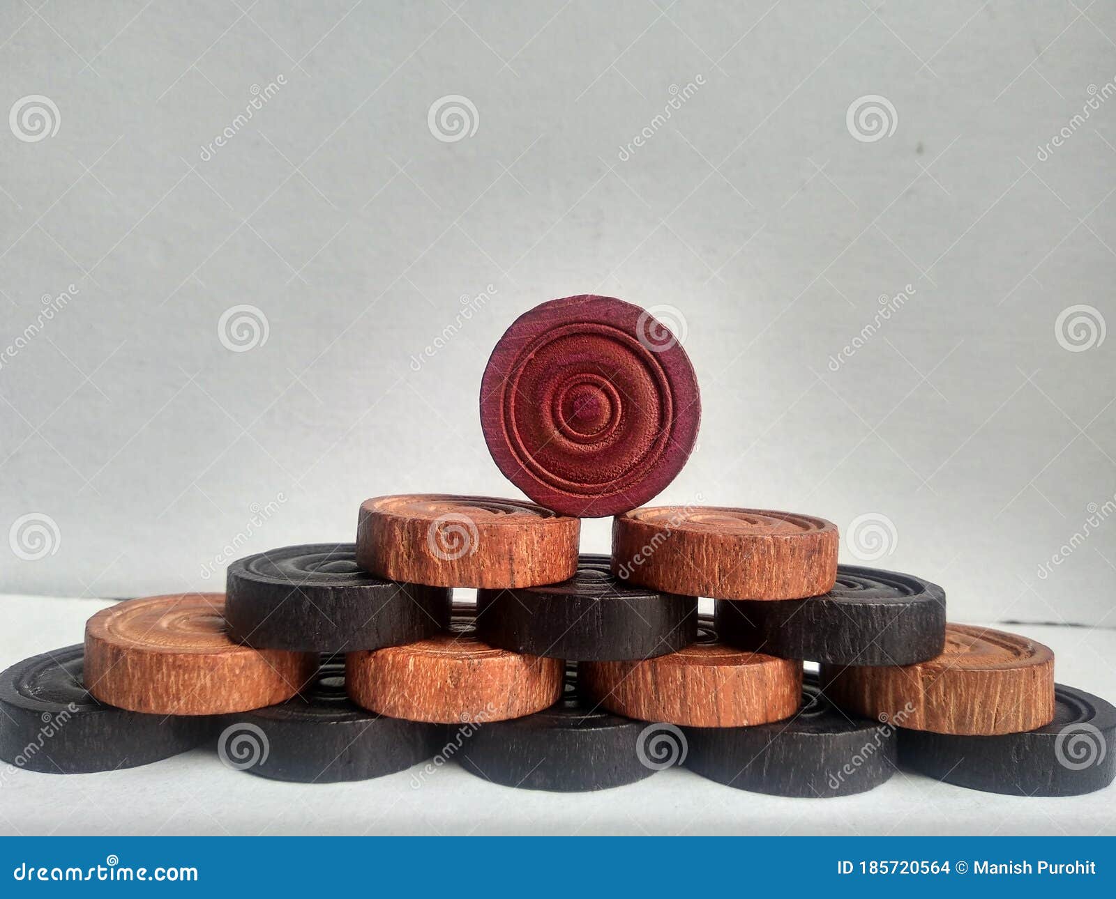 Carrom Coins Pyramid of Colour Black and White and on the Top Queen ...