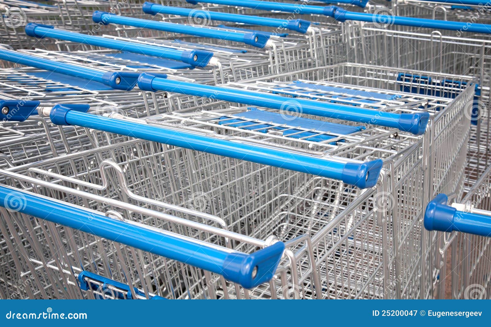 Carros De Compras Del Supermercado Imagen de archivo - Imagen de cierre ...