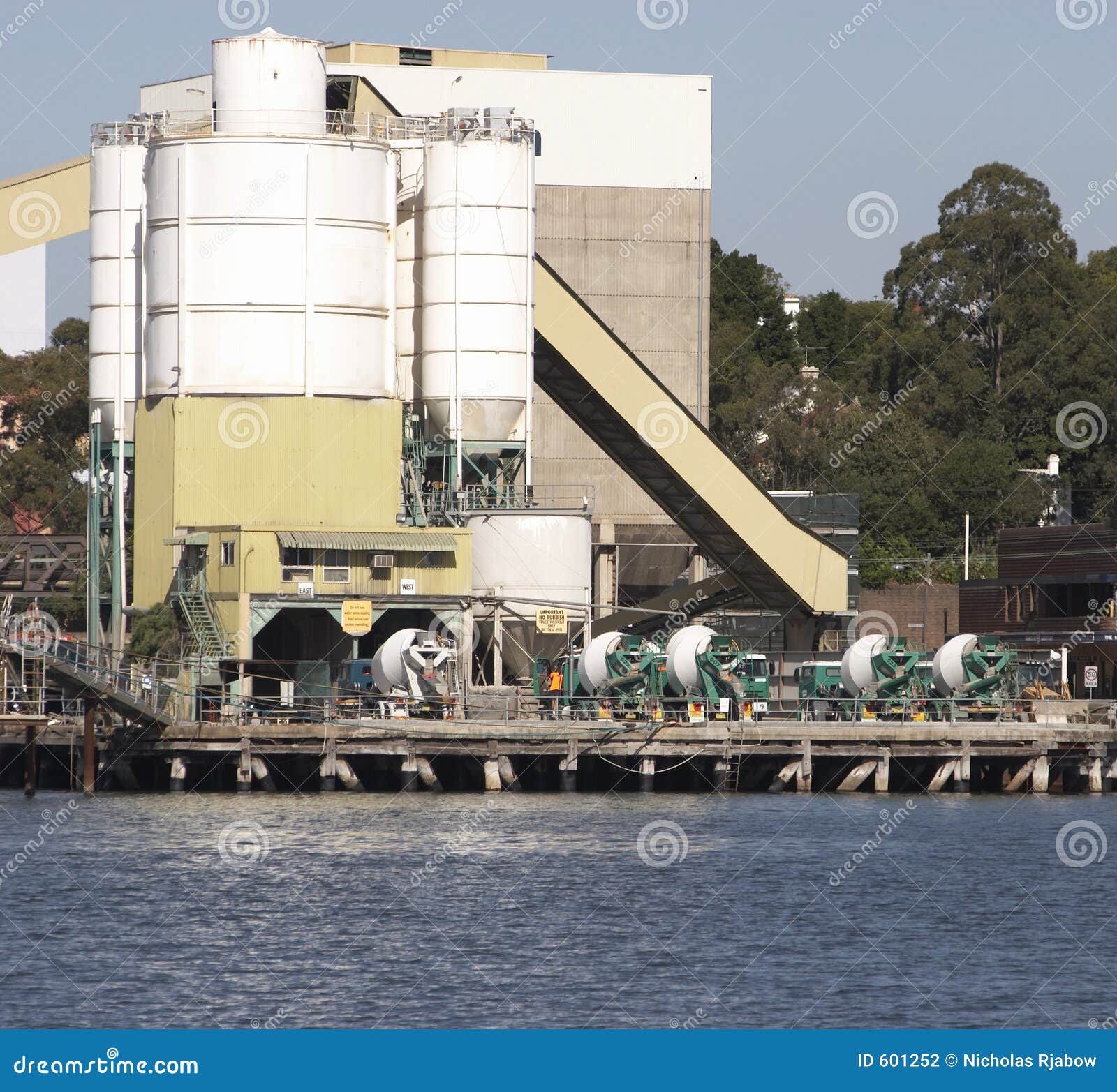 Carros del cemento foto de archivo. Imagen de tolva, cemento - 601252