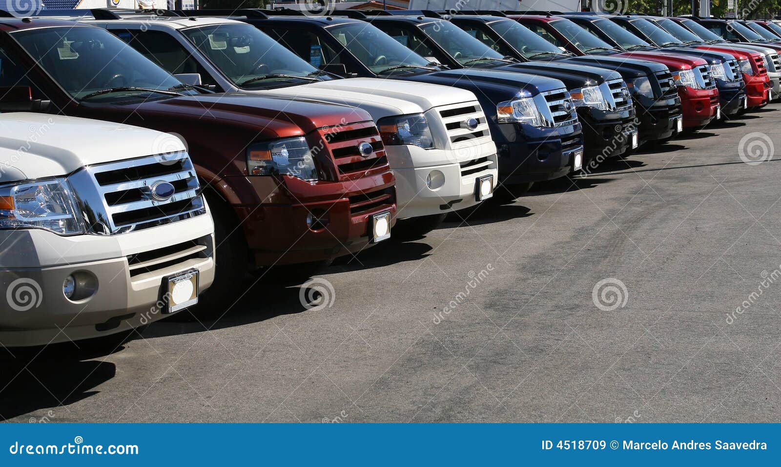 Carros en una fila. imagen de archivo. Imagen de automotor - 4518709