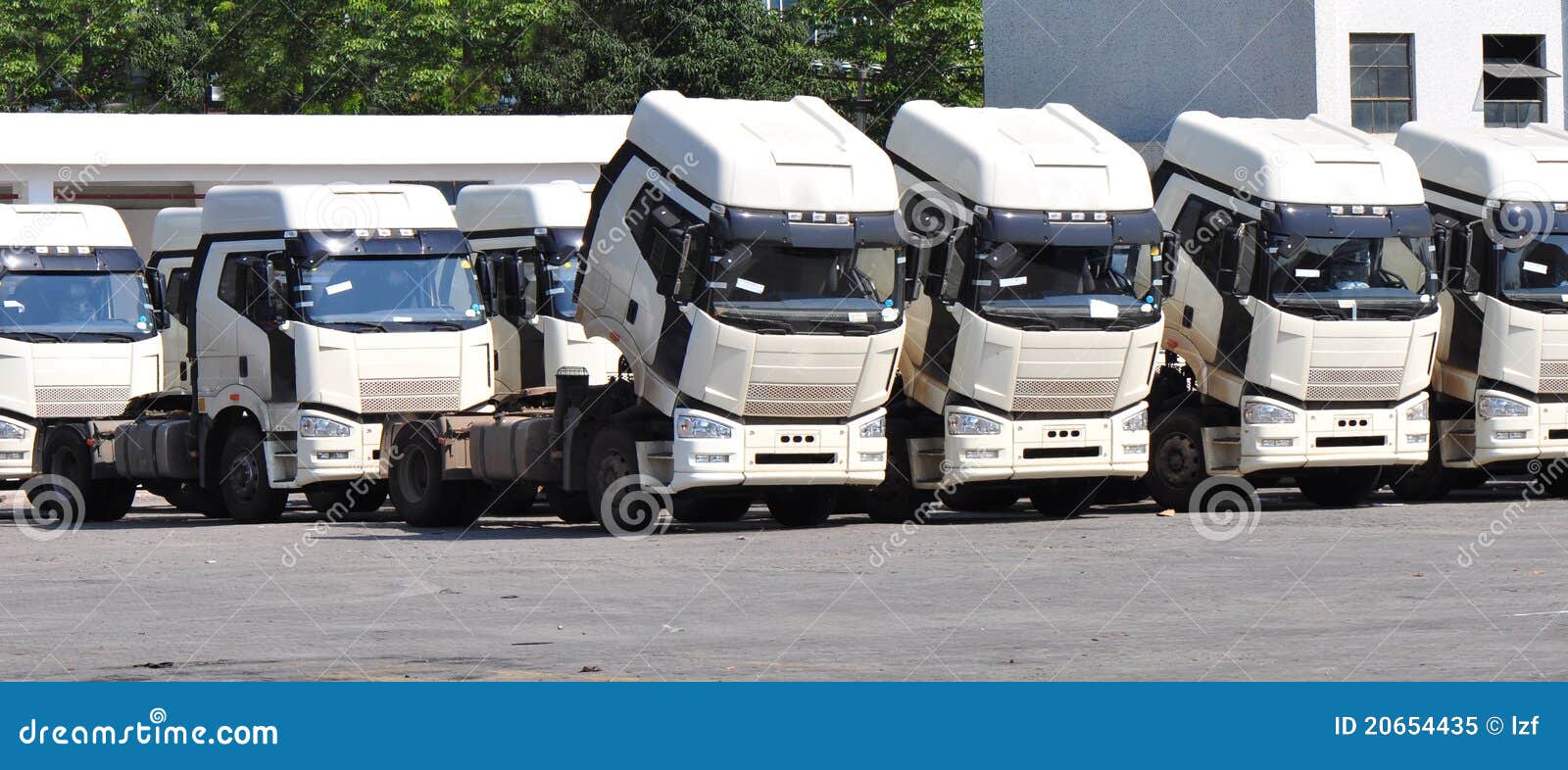 Carros pesados de plata imagen de archivo. Imagen de cargador - 20654435