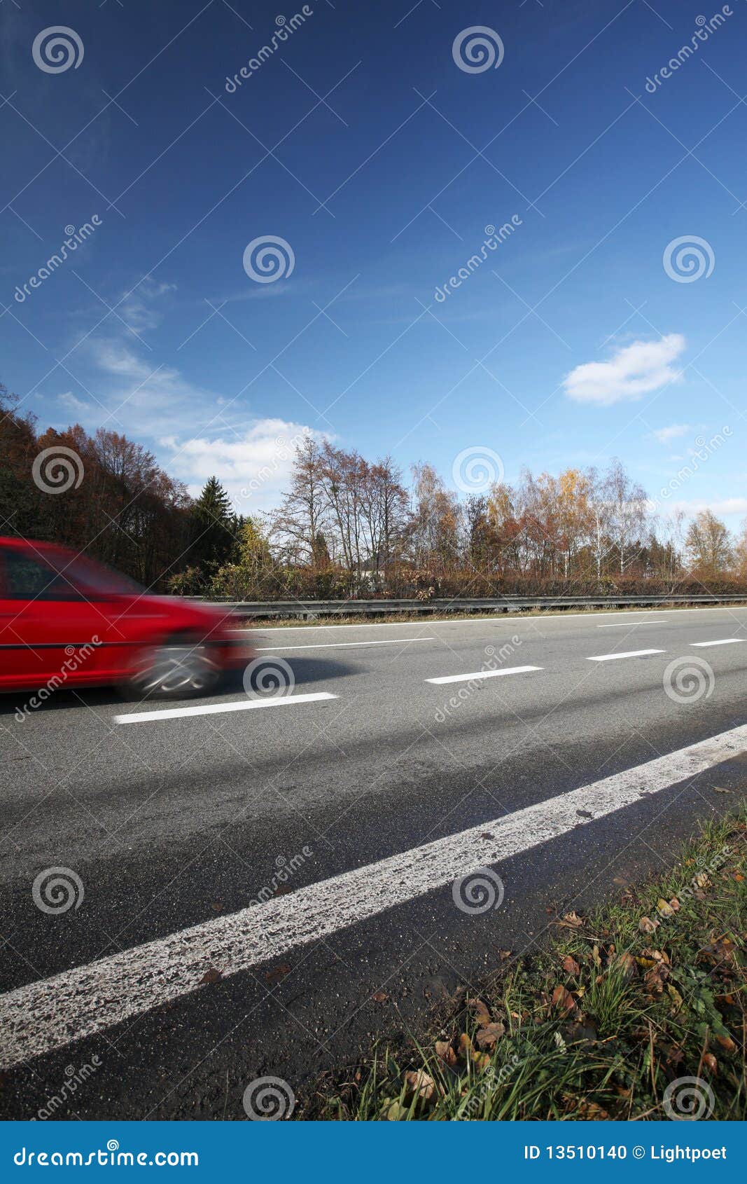 Carros Que Movem-se Rapidamente Em Uma Estrada Foto de Stock - Imagem ...