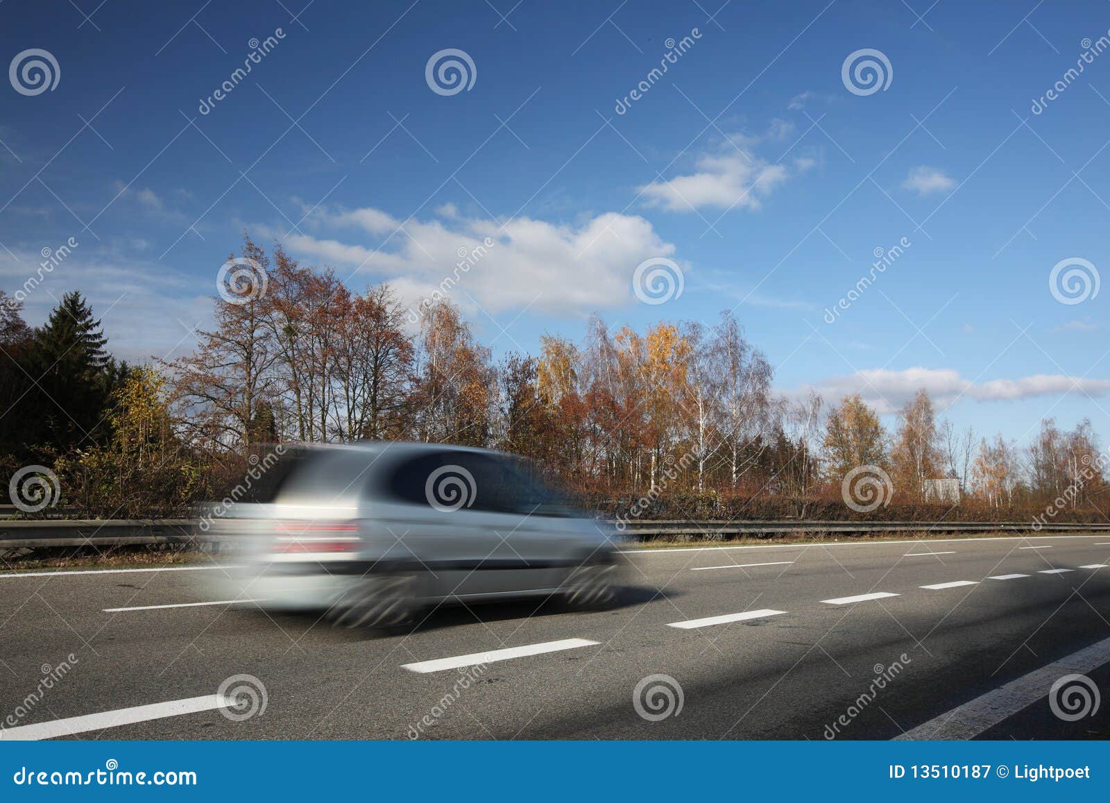 Carros Que Movem-se Rapidamente Em Uma Estrada Imagem de Stock - Imagem ...