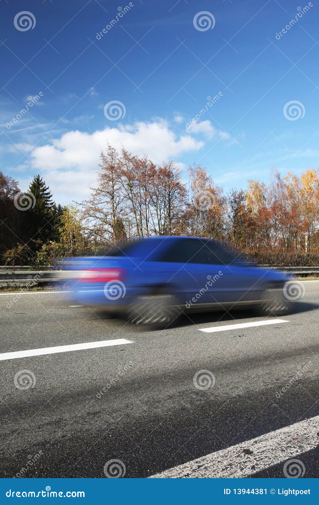 Carros Que Movem-se Rapidamente Em Uma Estrada Imagem de Stock - Imagem ...