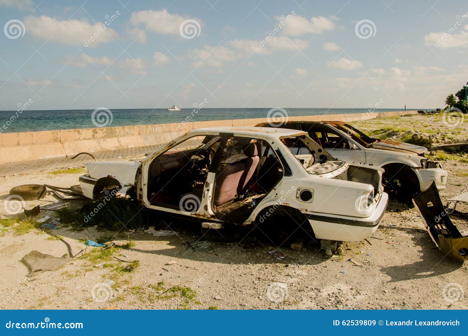 Carros quebrados imagem de stock. Imagem de carros, quebrado - 62539809