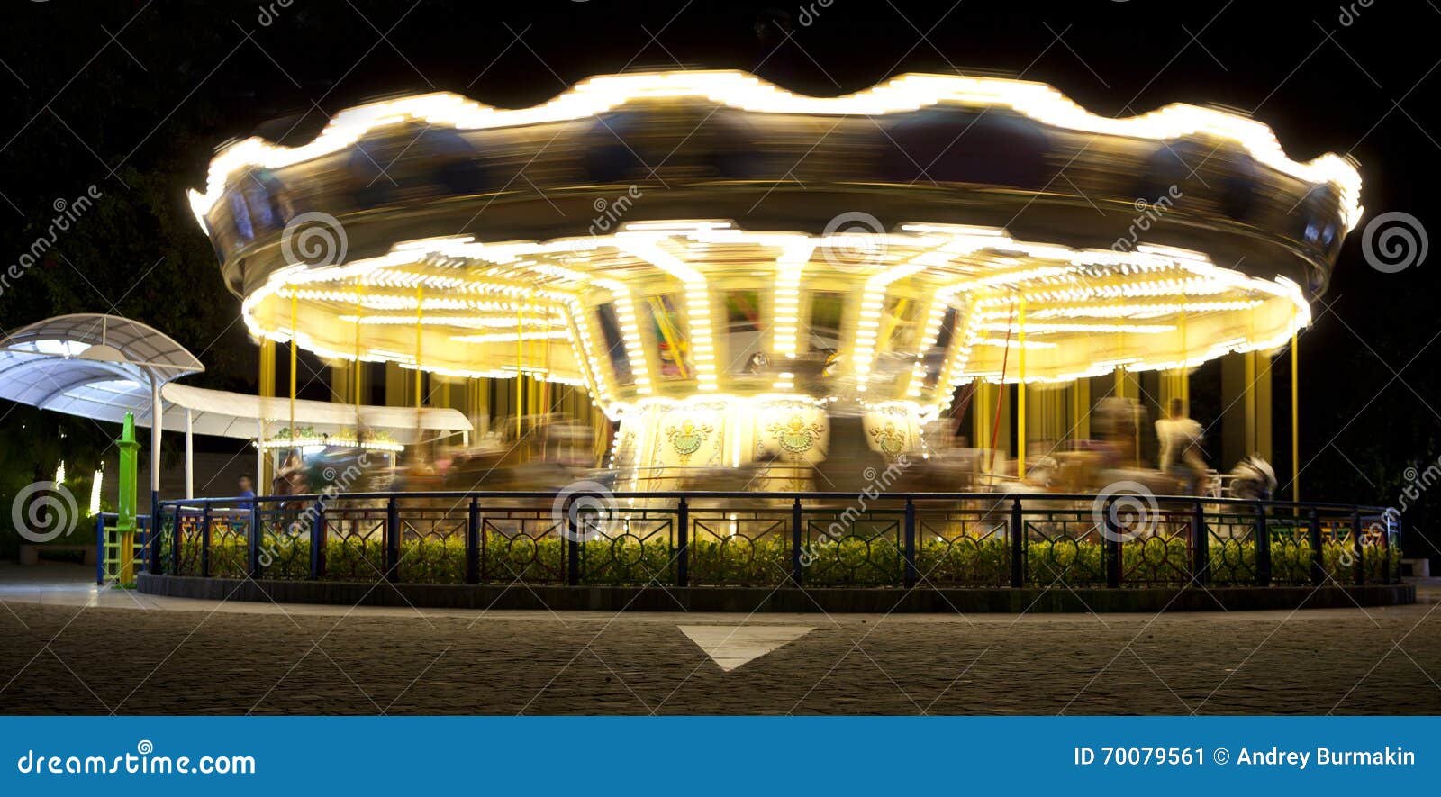 Carrousel Lumineux De Vintage Image stock - Image du cirque, carrousel ...