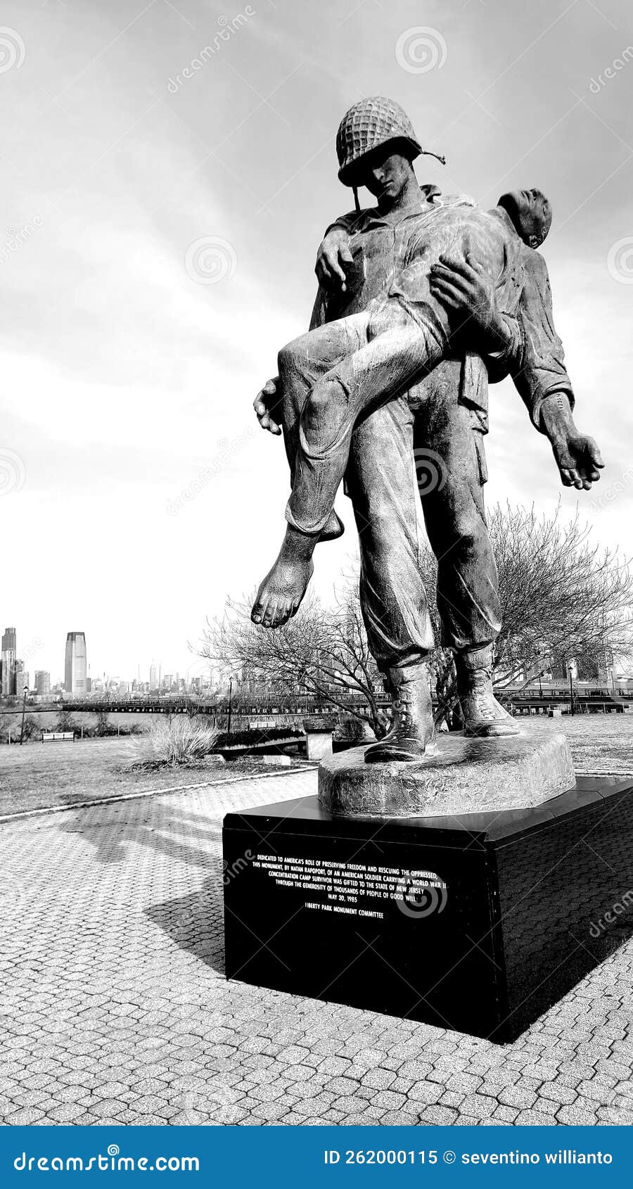 Carrying Soldier statue editorial image. Image of carrying - 262000115