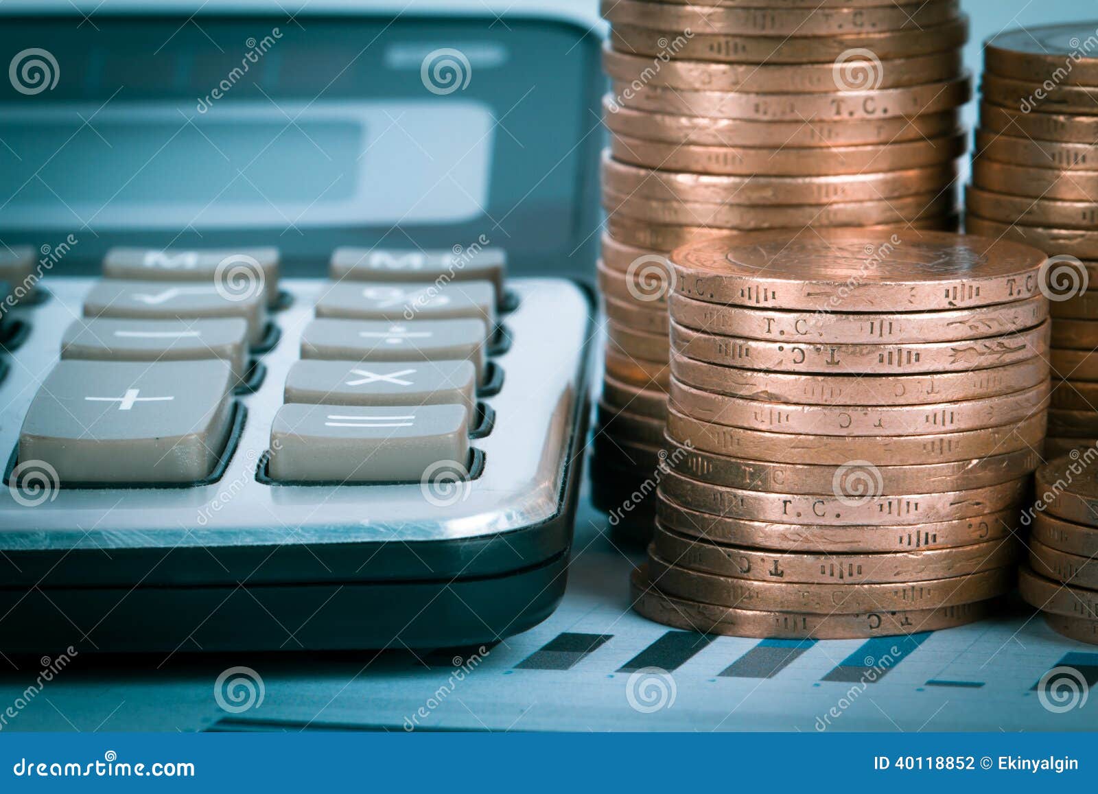 Carta Financeira Com Calculadora E Moedas Foto de Stock - Imagem de ...