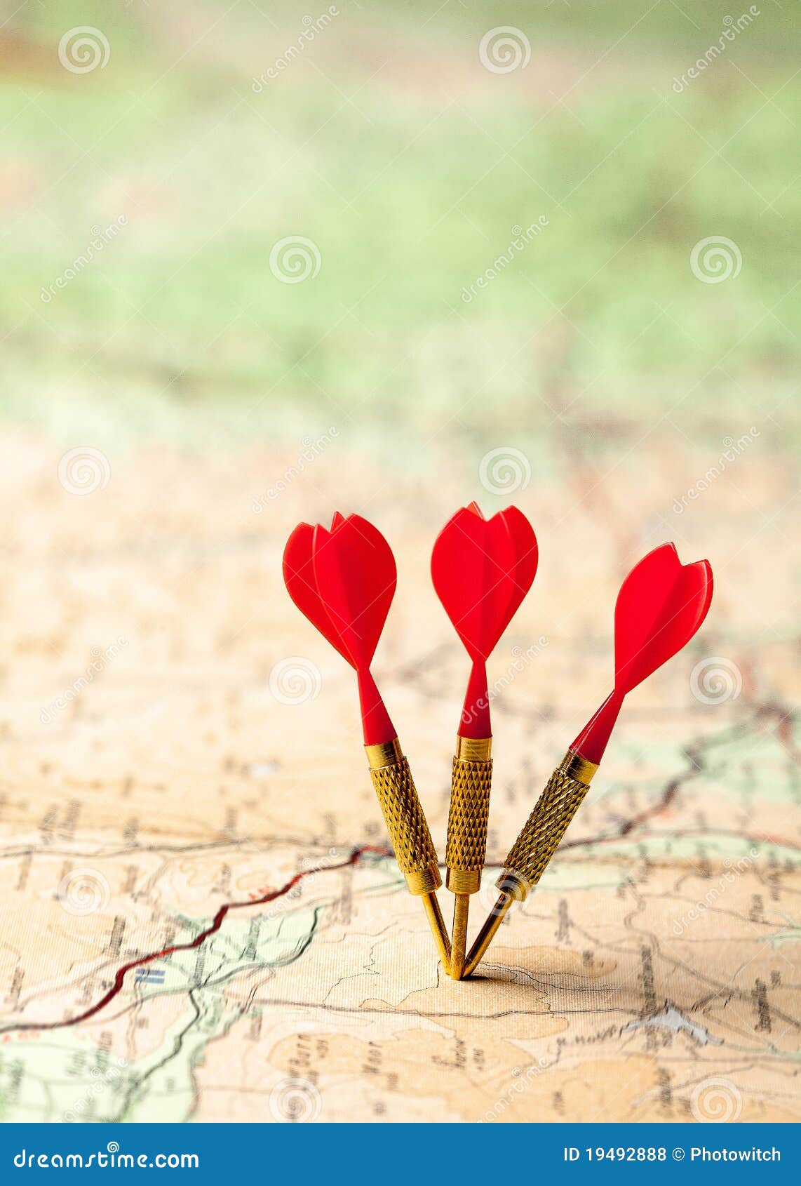 Carte avec des dards photo stock. Image du situez, punaise - 19492888