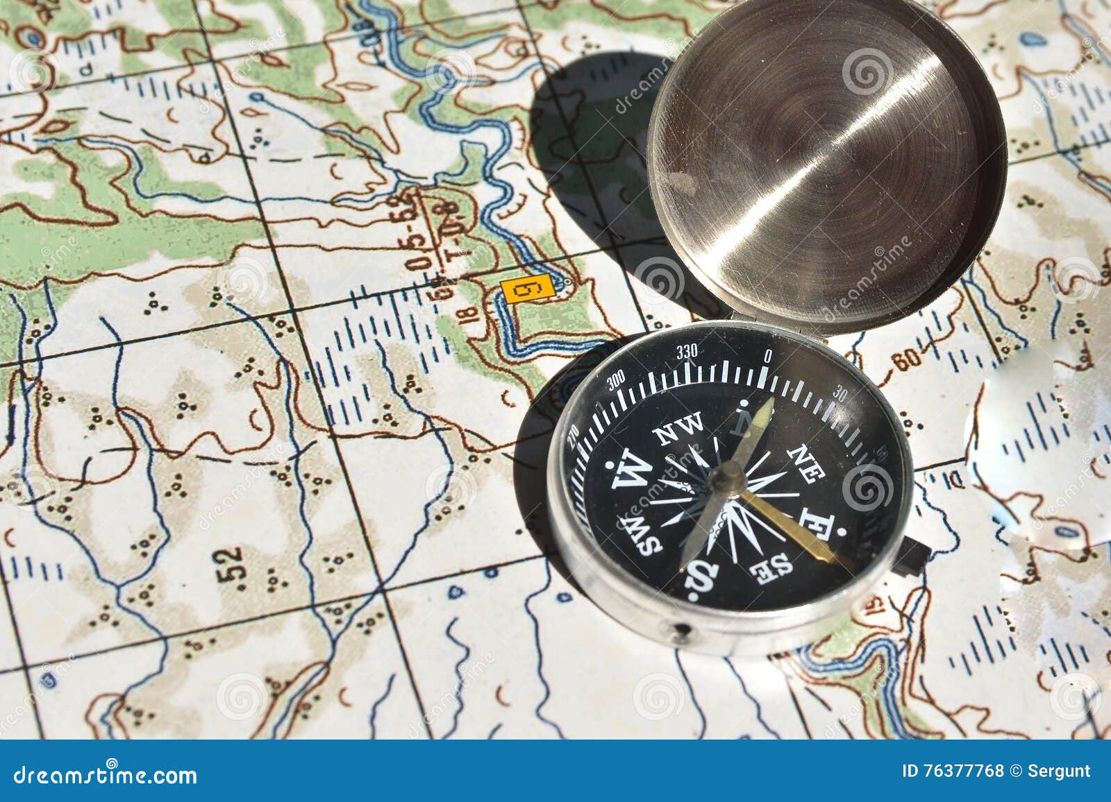 Carte Et Boussole - Les Outils Pour La Navigation Photo stock - Image ...