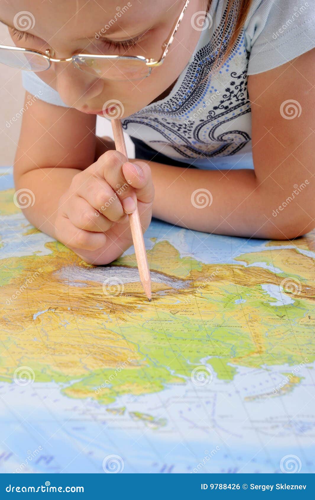 Carte L'explorant De Fille D'eurasia Photo stock - Image du eurasia ...