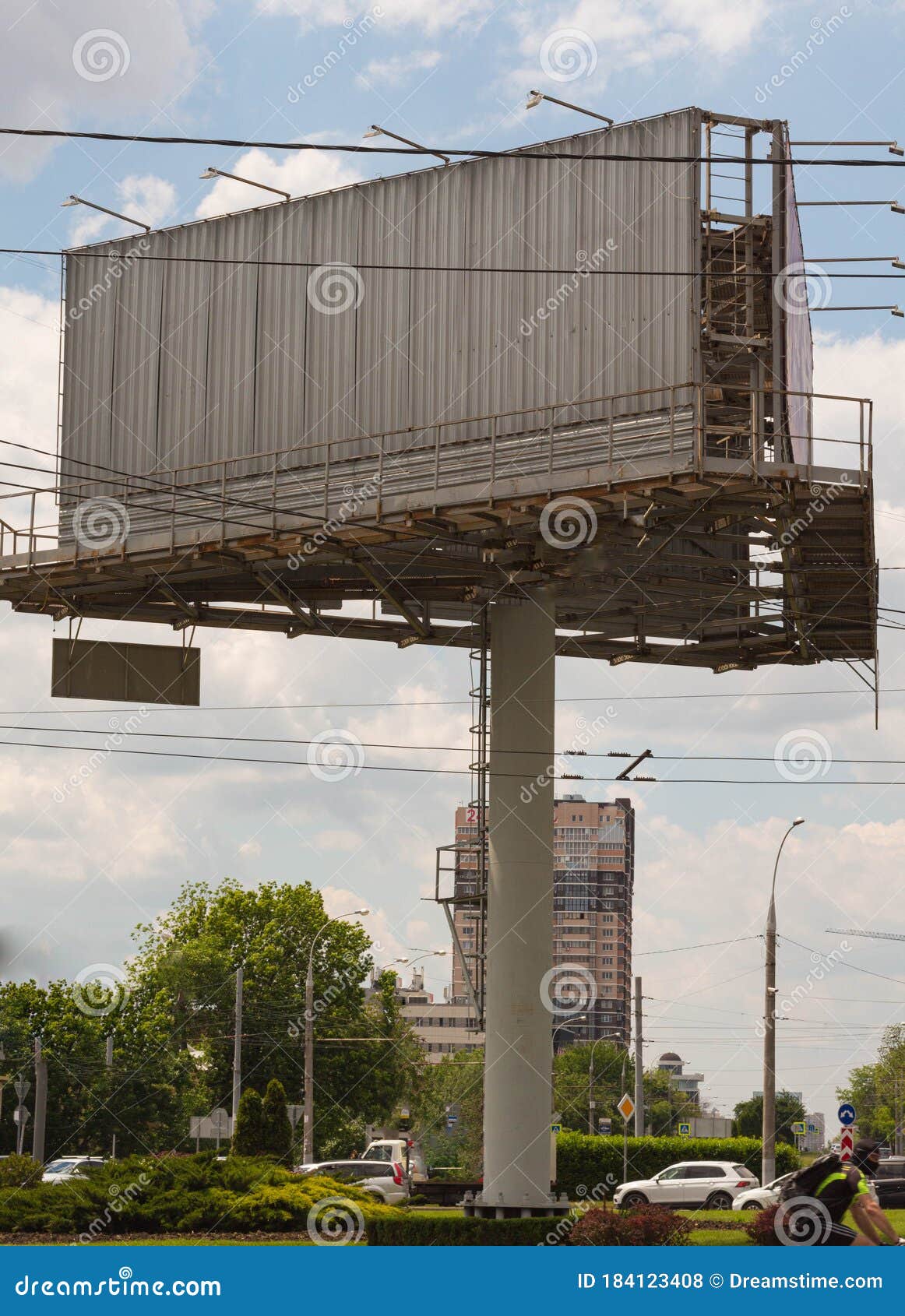 Cartel Triangular Instalado En El Centro De La Ciudad Foto de archivo ...
