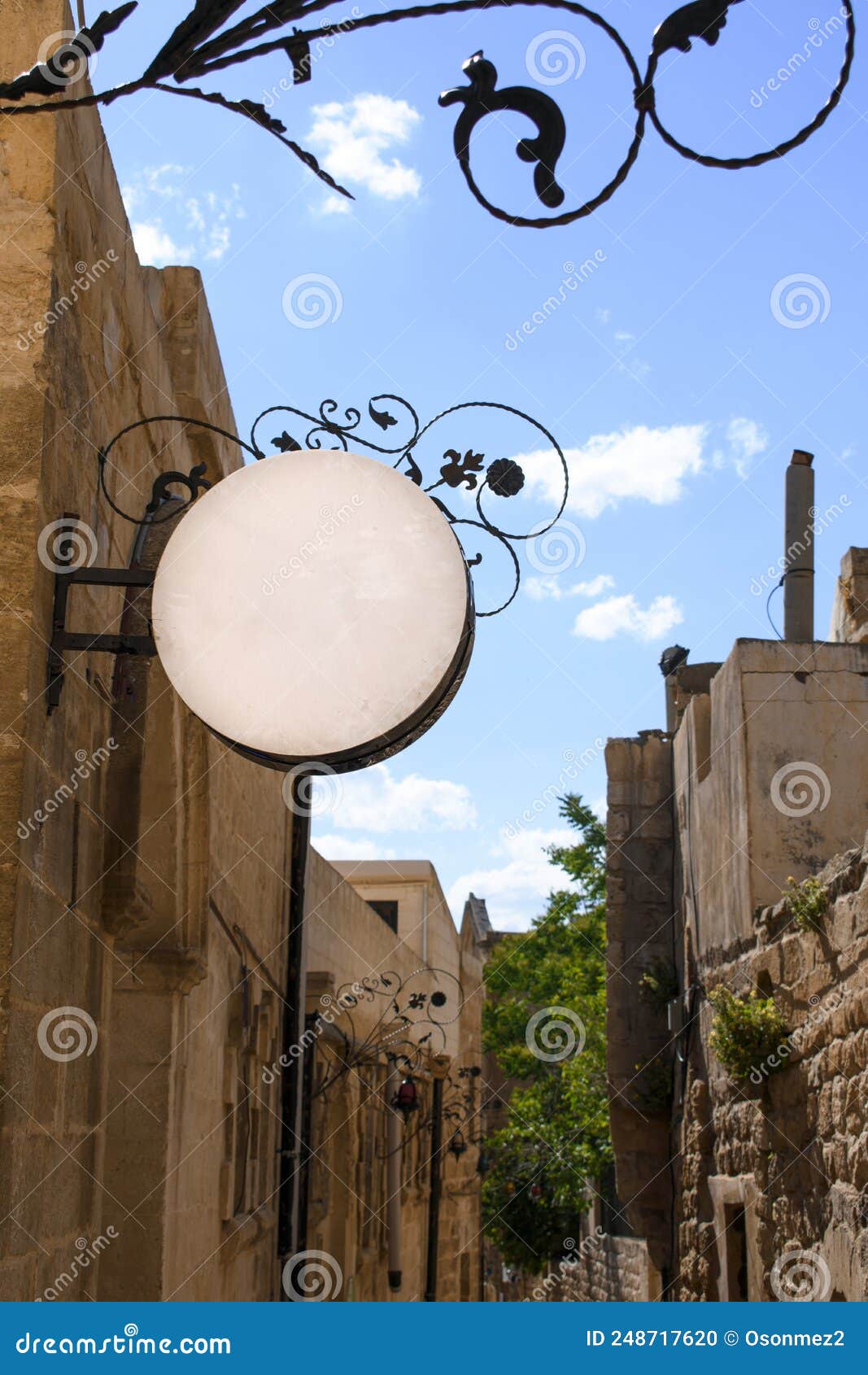 Cartello Vuoto in Una Strada Con Edifici Storici Fotografia Stock ...