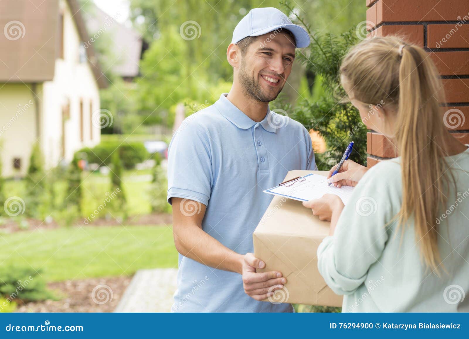 Cartero Que Hace Sus Deberes Diarios Foto de archivo - Imagen de hoja ...