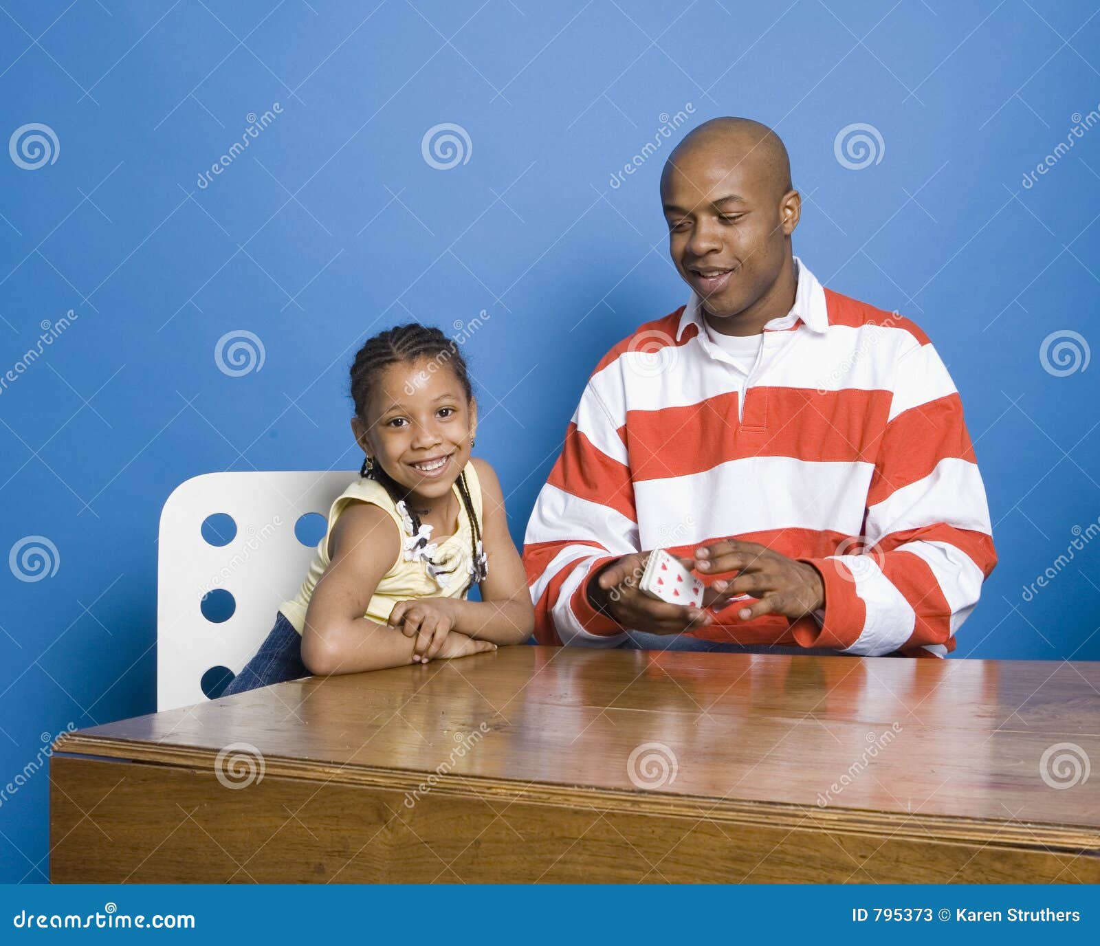Cartes De Jeu De Petite Fille Avec Le Papa Image stock - Image du soeur ... Cartes De Jeu De Petite Fille Avec Le Papa Image stock - Image du soeur ...