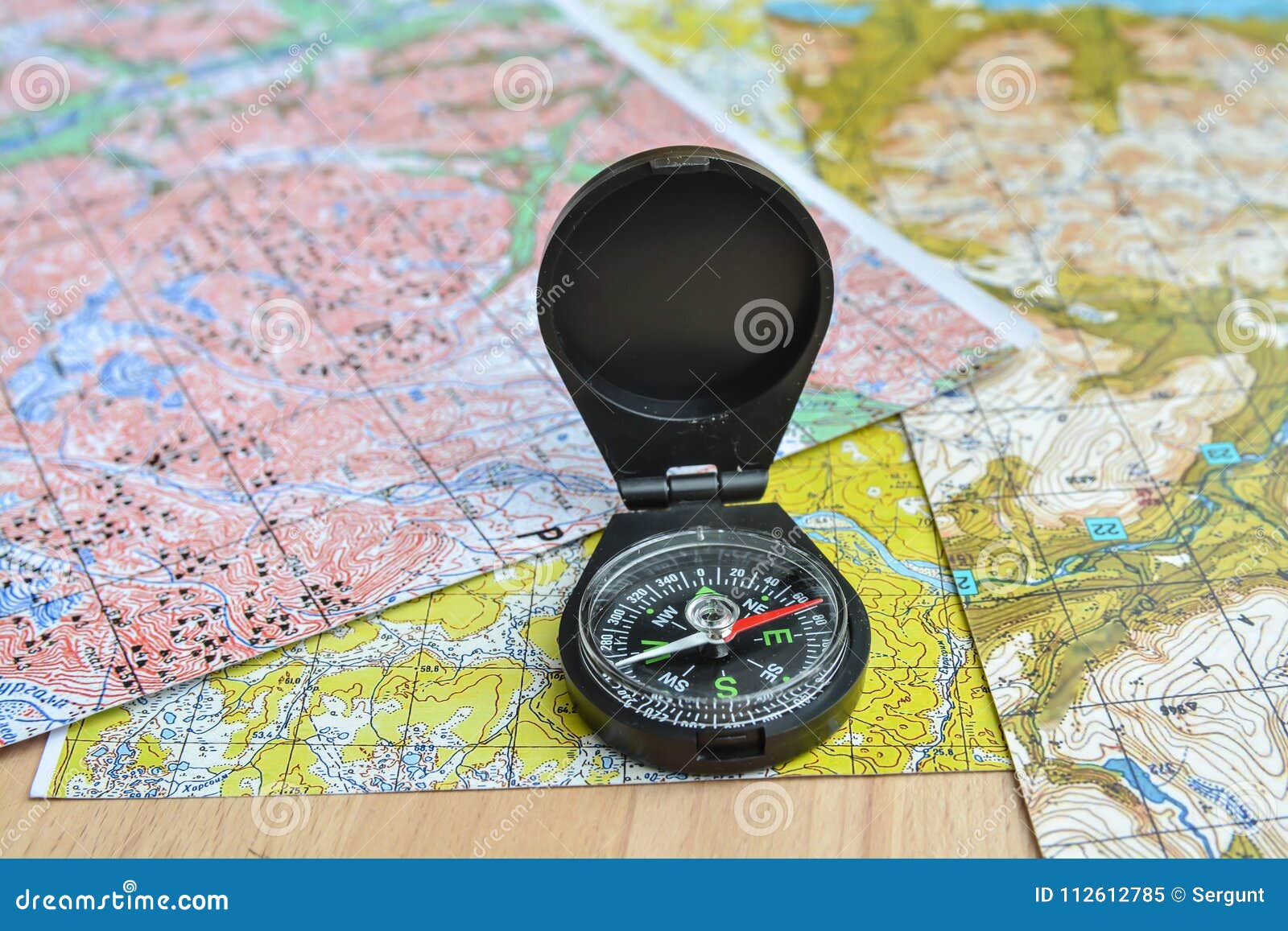 Cartes et boussole image stock. Image of plan, voyage - 112612785