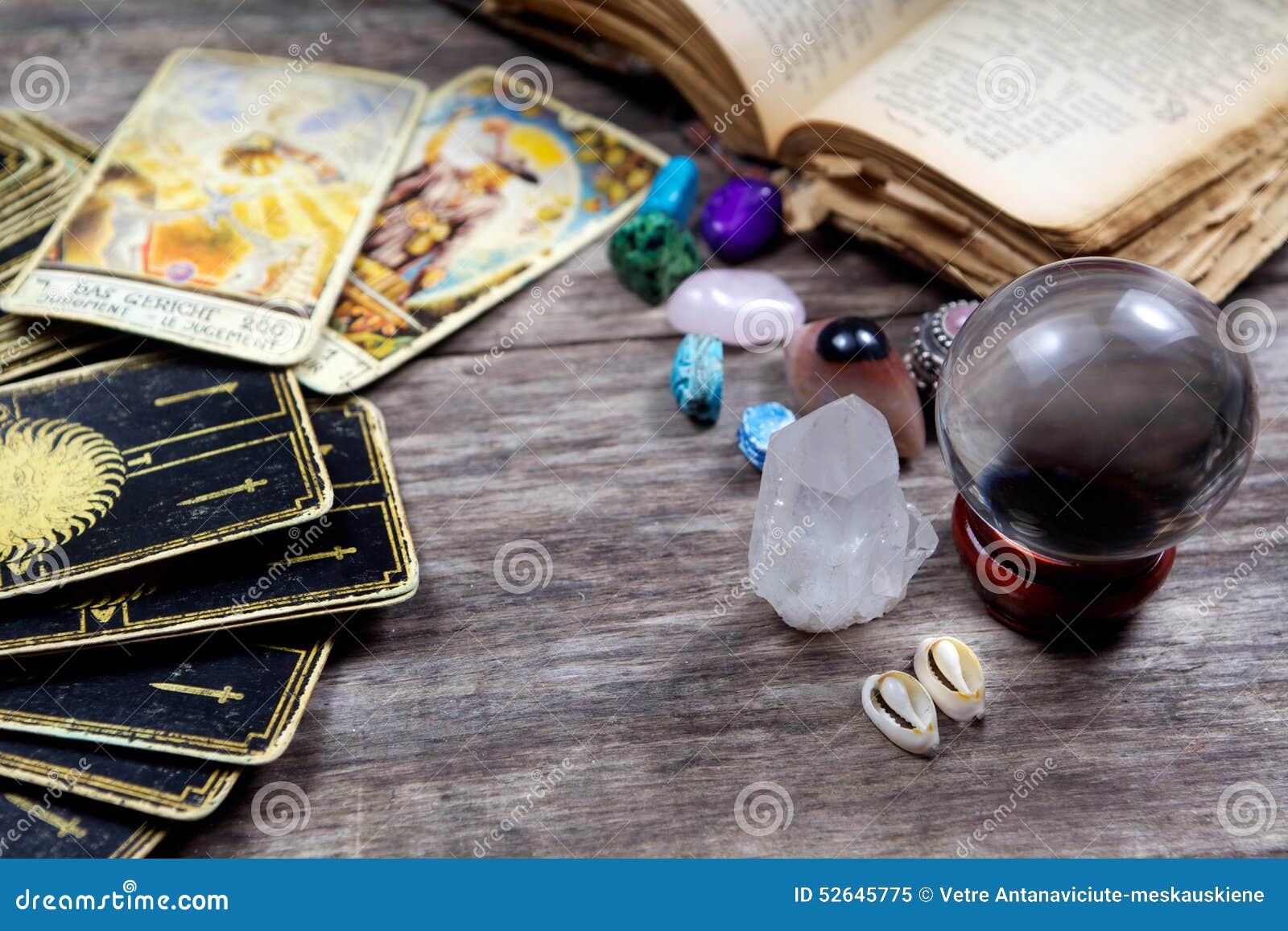 Cartomancie image stock. Image du cartes, sorcellerie - 52645775