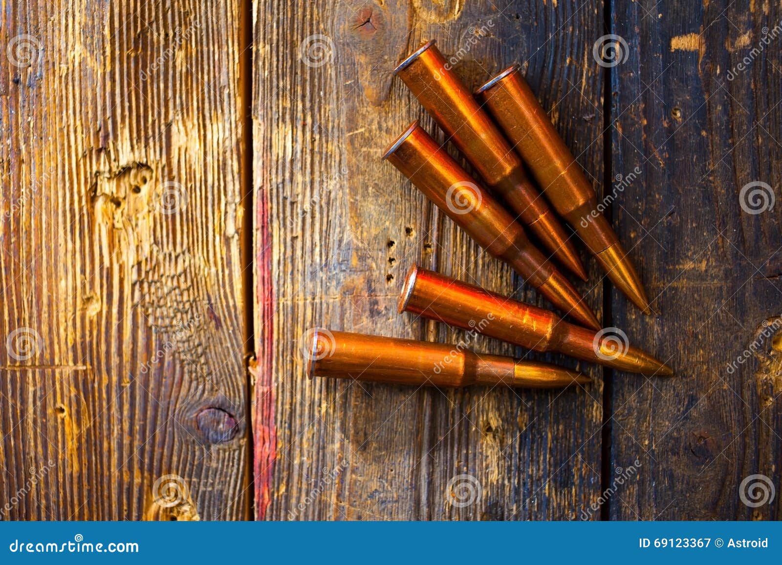 Cartuchos del rifle imagen de archivo. Imagen de potencia - 69123367
