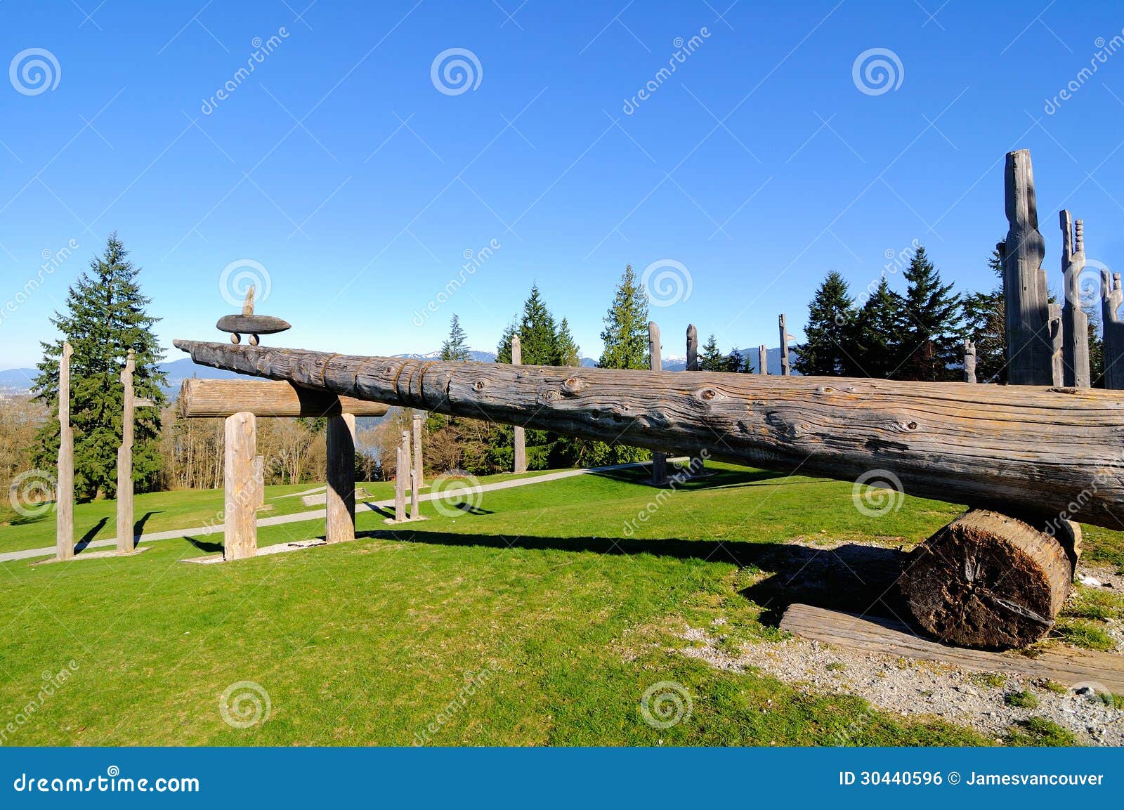 Carvings De Madeira Por Indianos Foto de Stock - Imagem de totem, verde ...