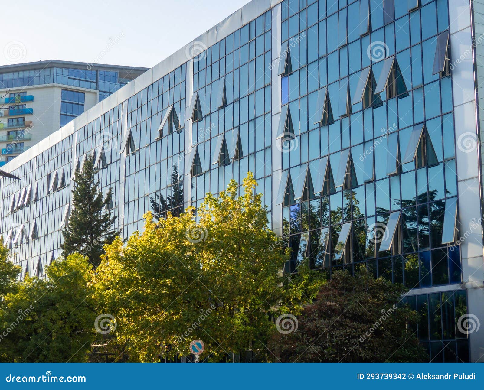 Casa Acristalada Con Ventanas Abiertas. Fachada De Un Edificio De ...