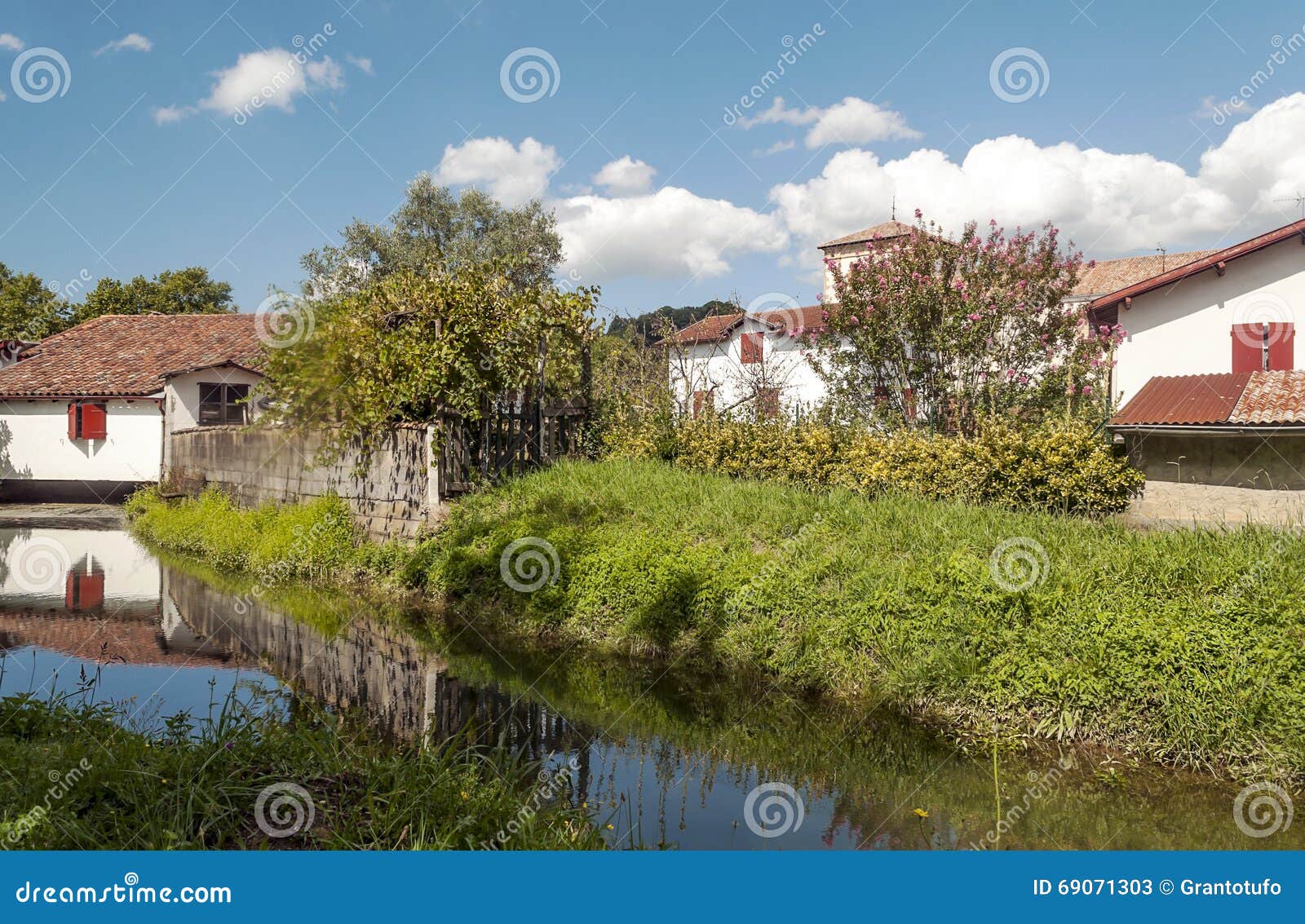 Casa al lado de un río imagen de archivo. Imagen de francia - 69071303