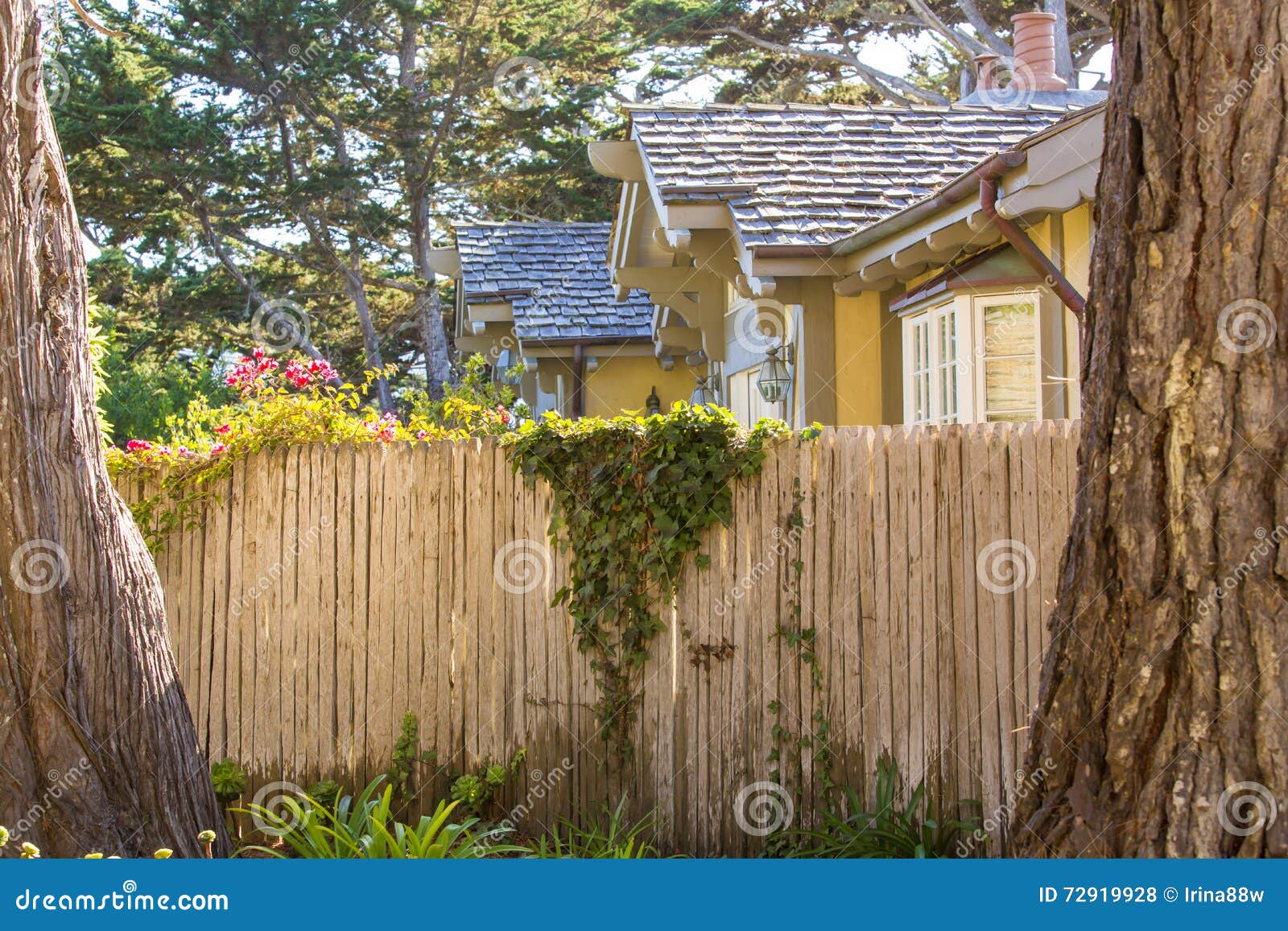 Casa Americana Con La Cerca De Madera Foto de archivo - Imagen de ...